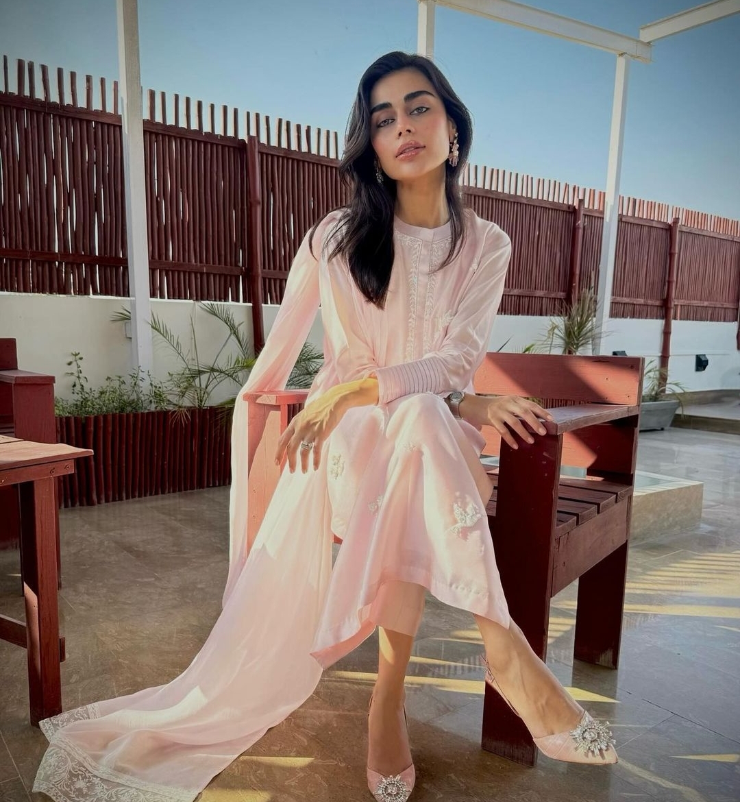 Sadaf Kanwal's Adorable New Family Pictures | Reviewit.pk