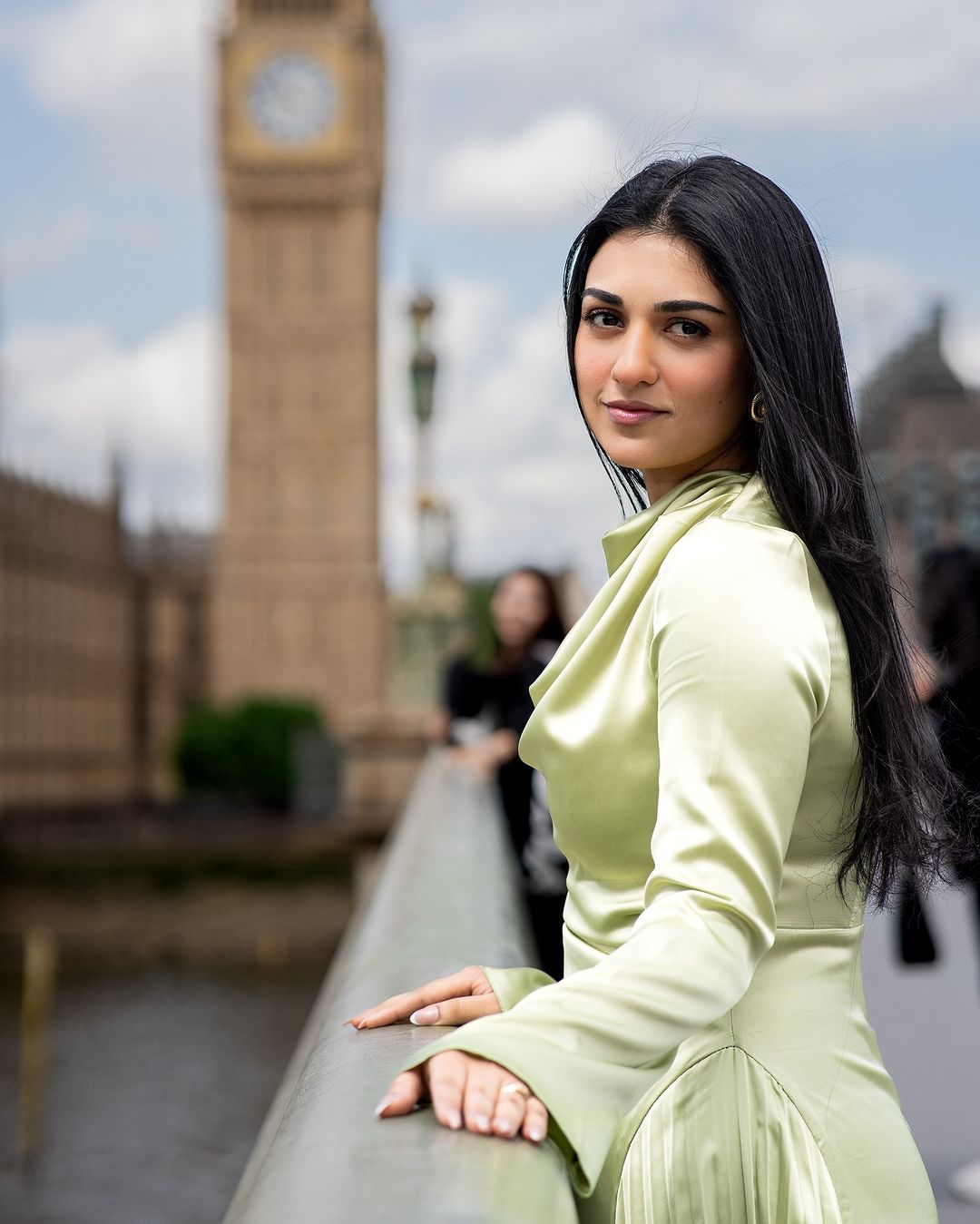 Sarah Khan's New Beautiful Pictures With Family From London | Reviewit.pk
