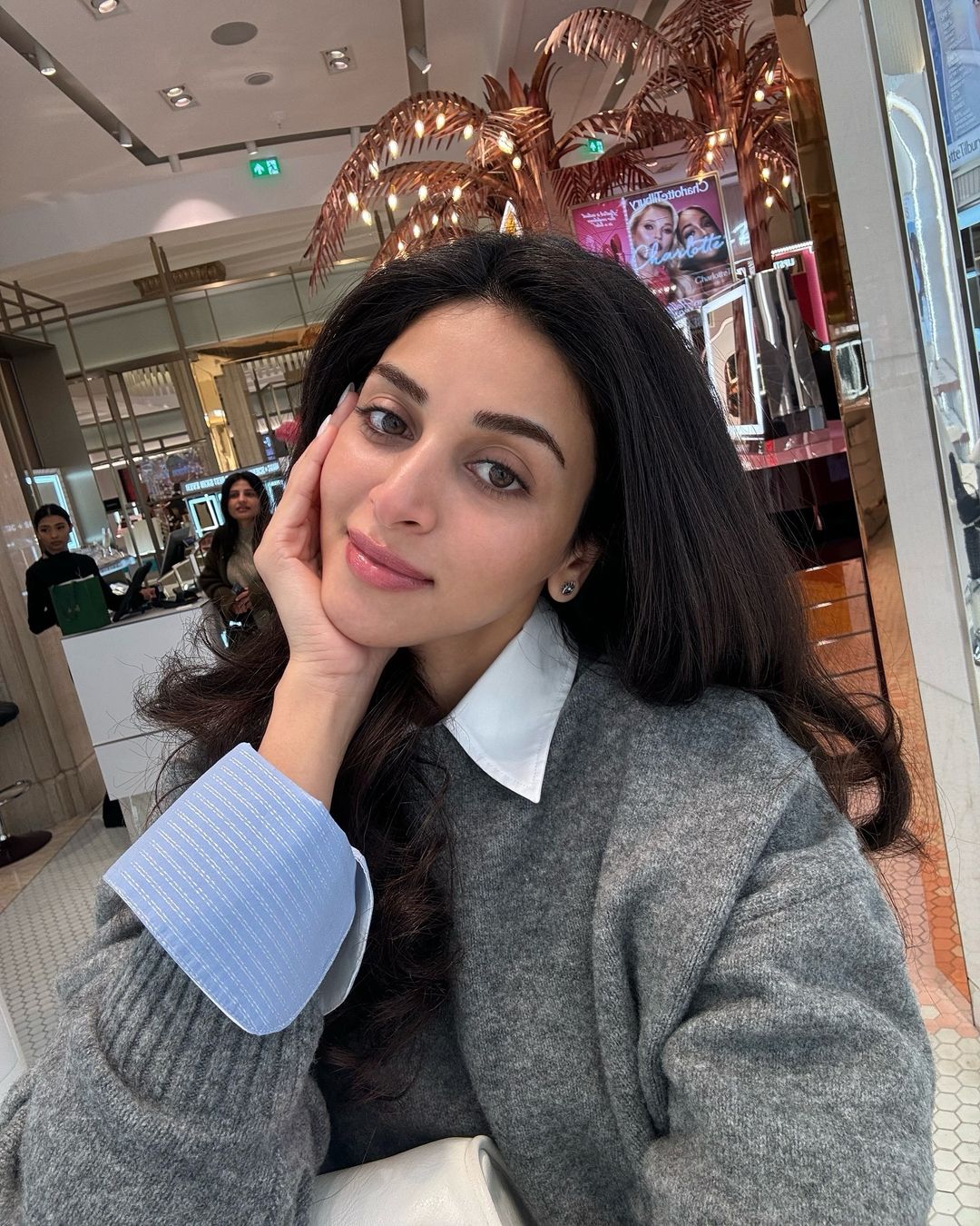 Anmol Baloch Vacationing in London | Reviewit.pk