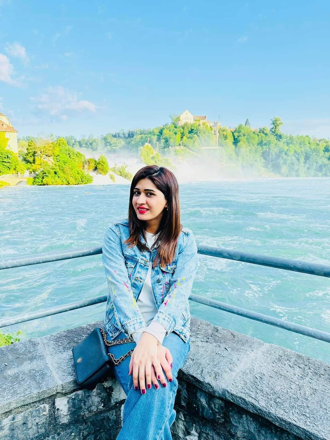 Aroosa Khan Shares New Pictures From Switzerland | Reviewit.pk