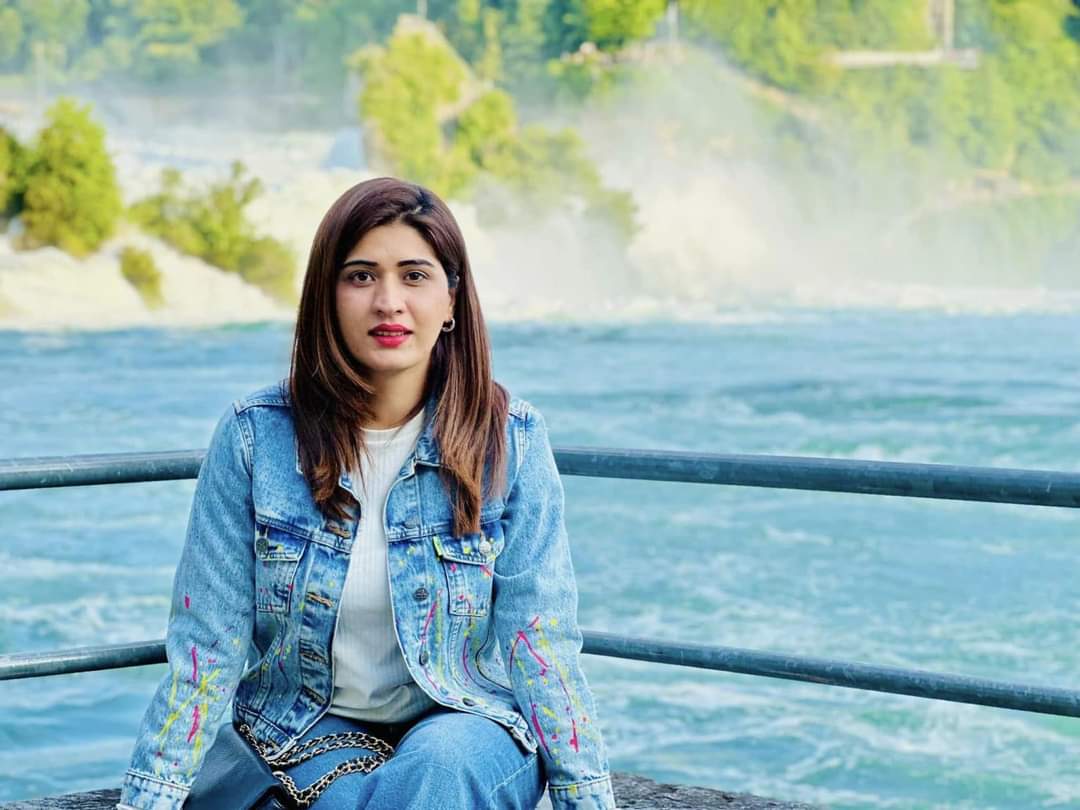 Aroosa Khan Shares New Pictures From Switzerland | Reviewit.pk