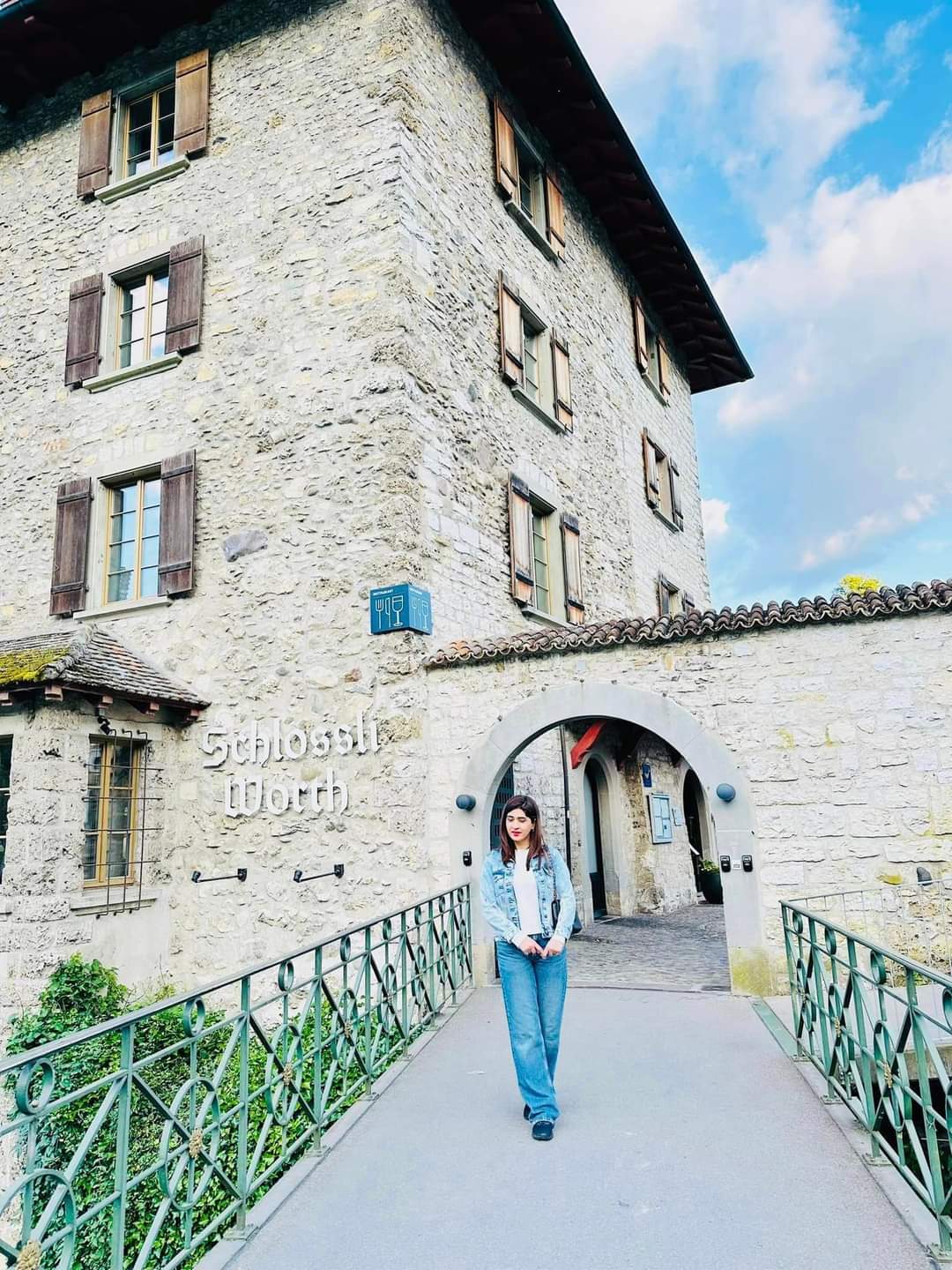 Aroosa Khan Shares New Pictures From Switzerland | Reviewit.pk