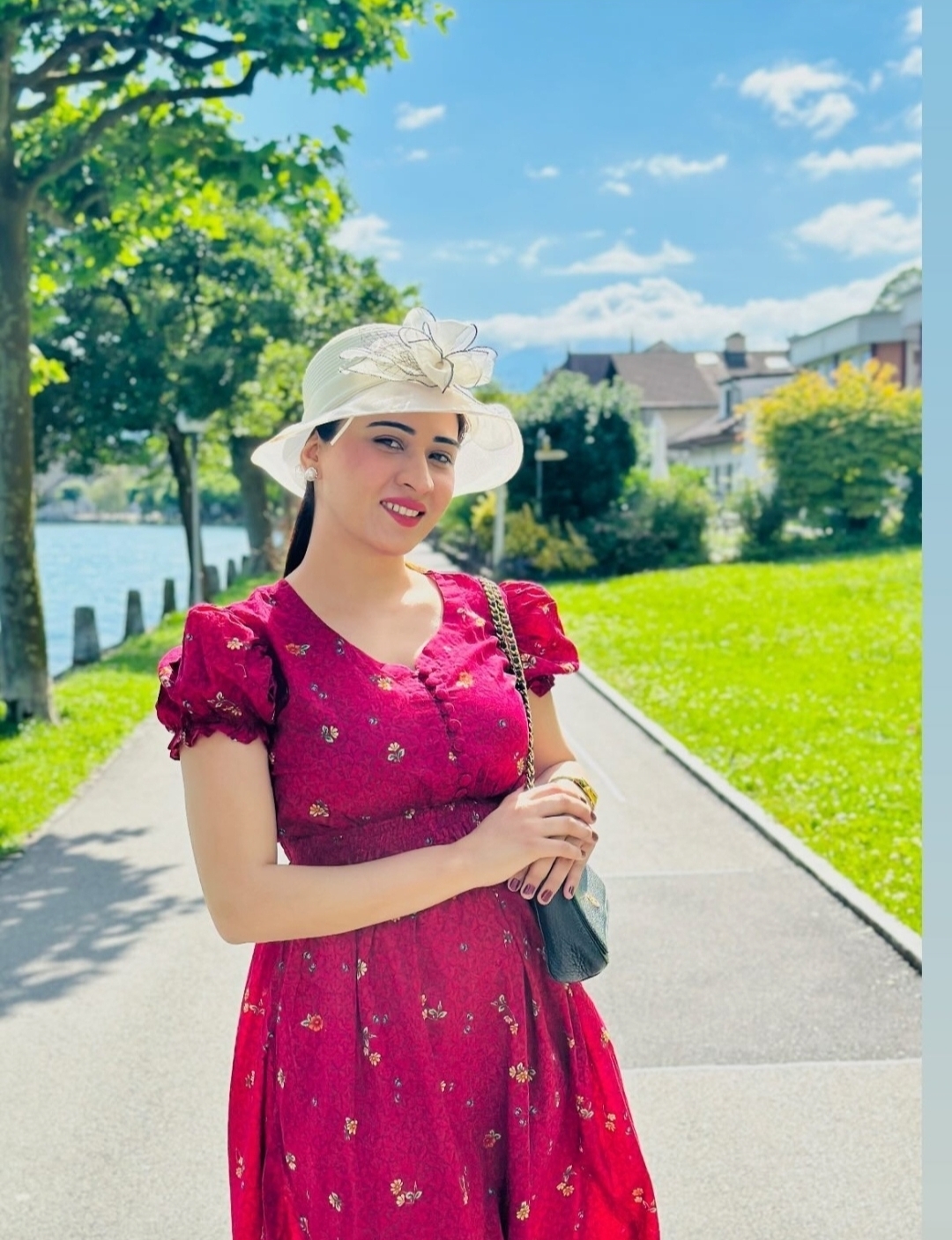 Aroosa Khan Shares New Pictures From Switzerland | Reviewit.pk