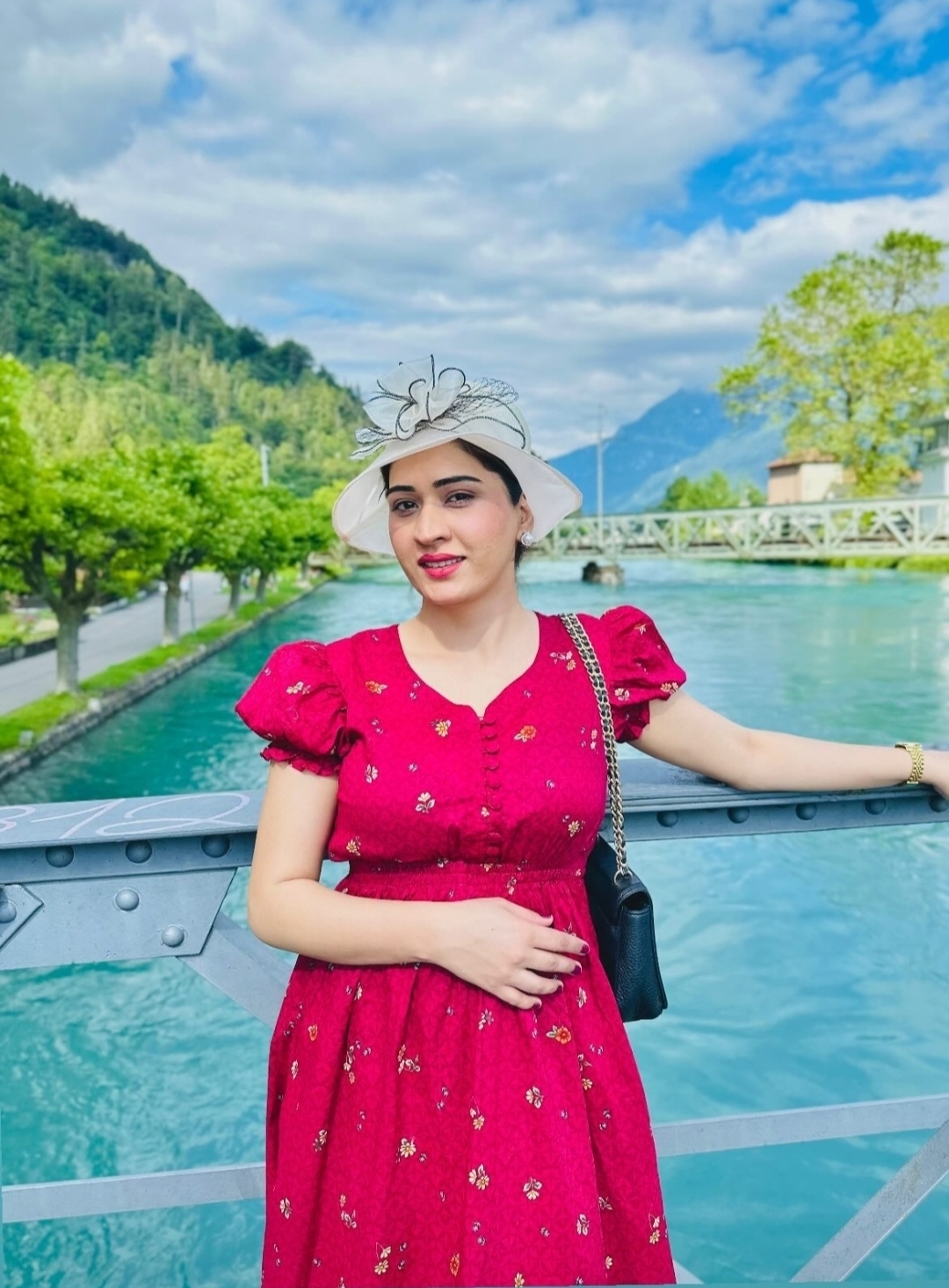 Aroosa Khan Shares New Pictures From Switzerland | Reviewit.pk