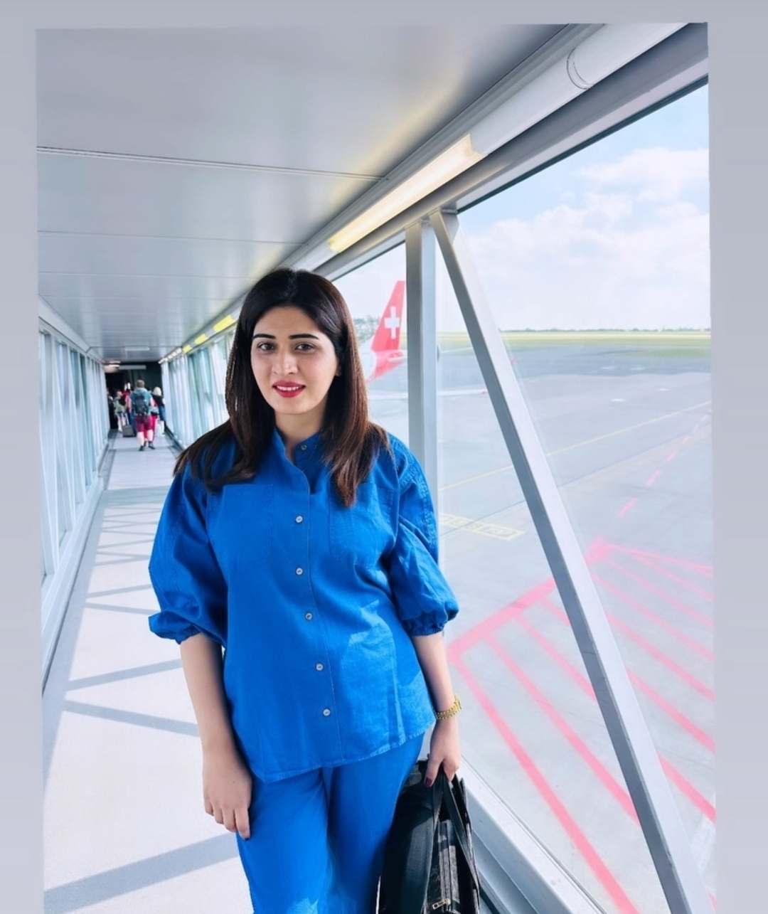 Aroosa Khan Shares New Pictures From Switzerland | Reviewit.pk