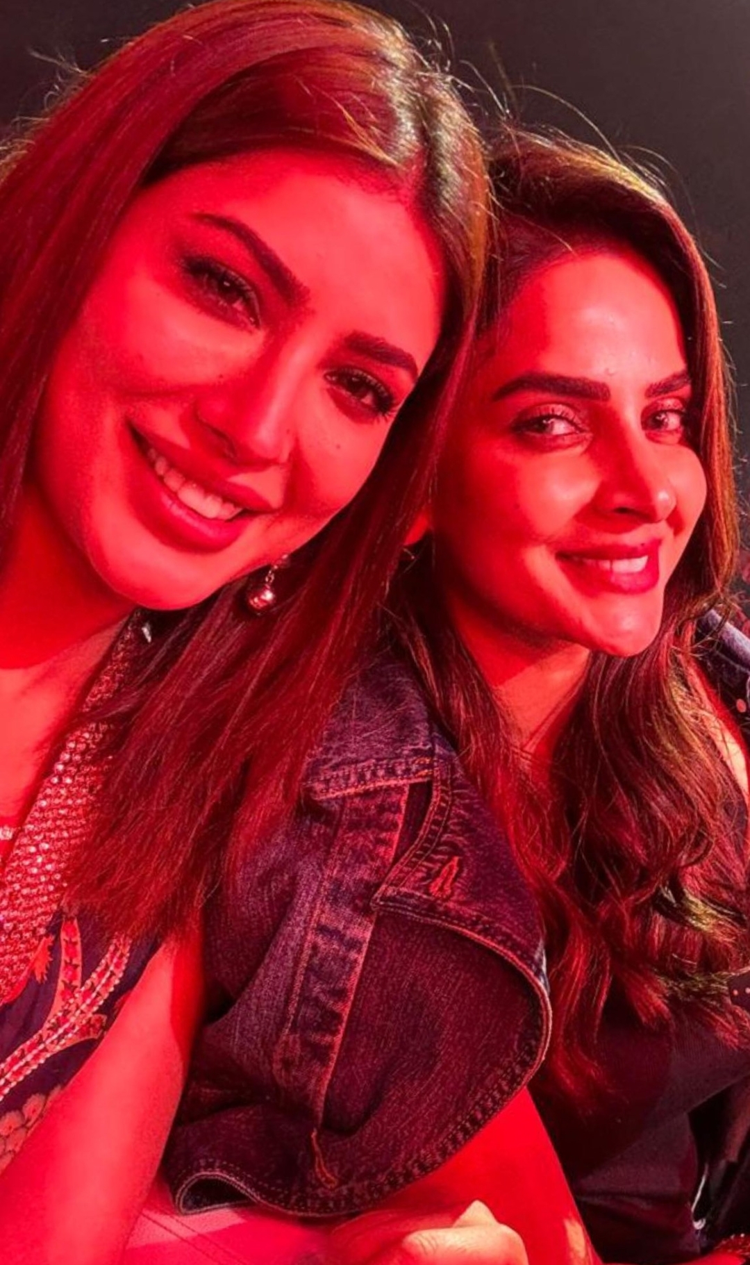 Saba Qamar & Mehwish Hayat Enjoying Atif Aslam's Concert In Abu Dhabi ...