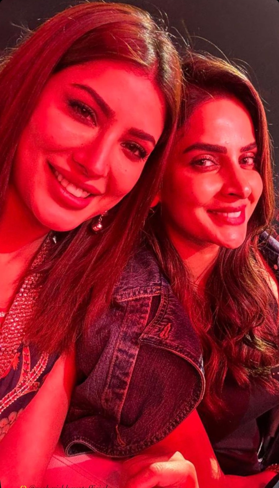 Saba Qamar & Mehwish Hayat Enjoying Atif Aslam's Concert In Abu Dhabi ...