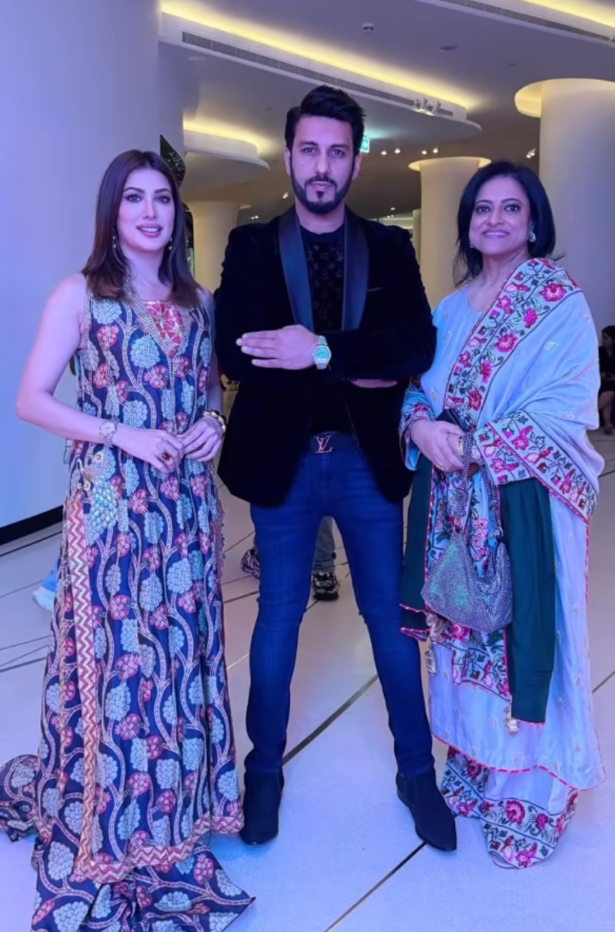 Saba Qamar & Mehwish Hayat Enjoying Atif Aslam's Concert In Abu Dhabi | Reviewit.pk