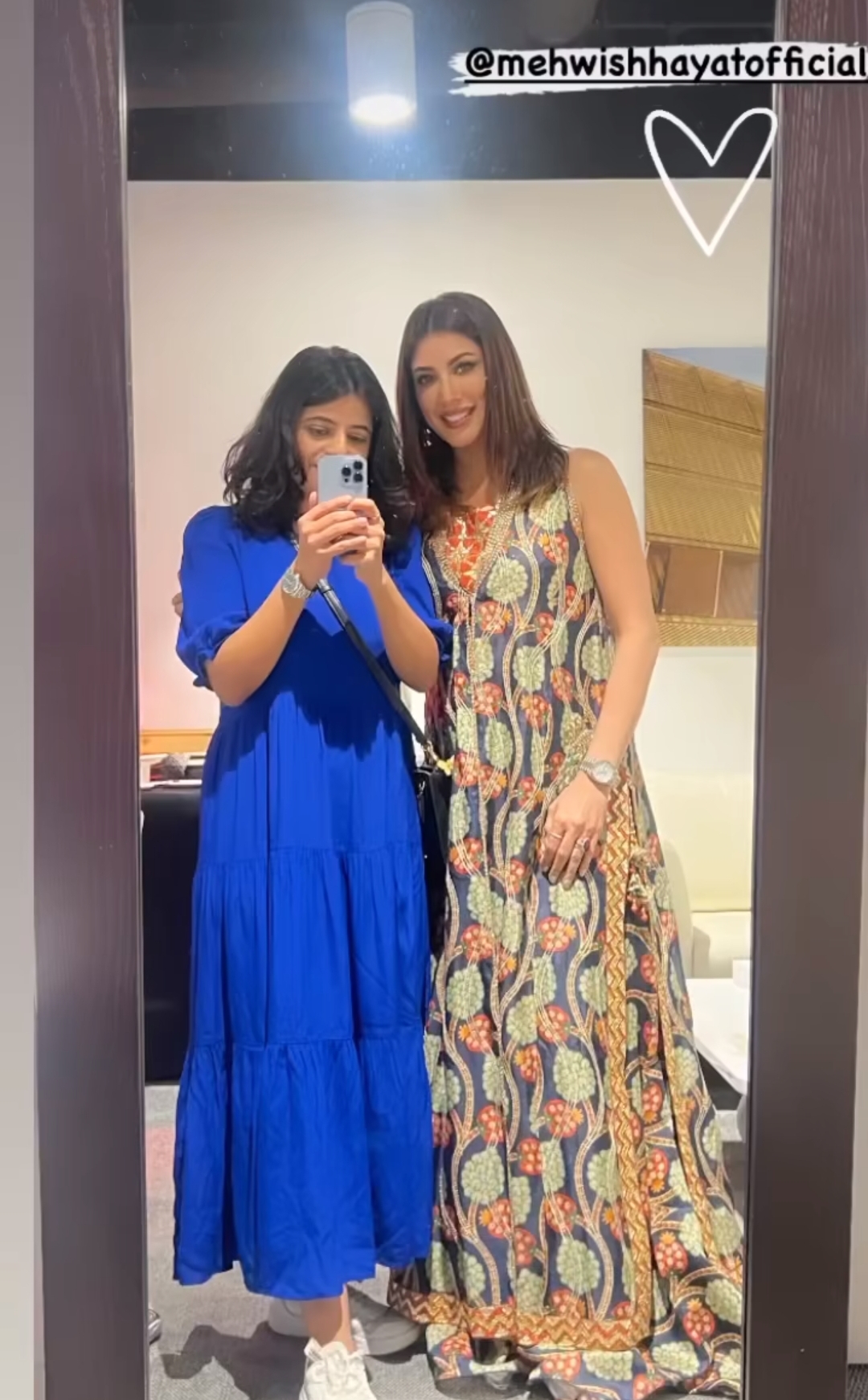 Saba Qamar & Mehwish Hayat Enjoying Atif Aslam's Concert In Abu Dhabi | Reviewit.pk