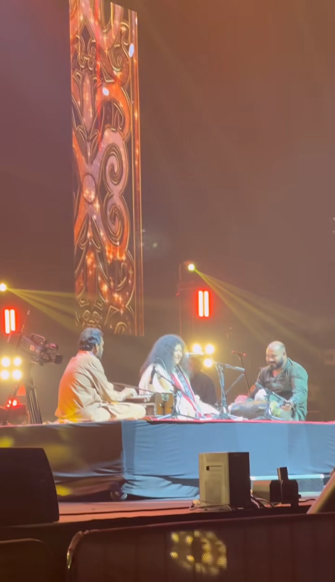 Saba Qamar & Mehwish Hayat Enjoying Atif Aslam's Concert In Abu Dhabi ...