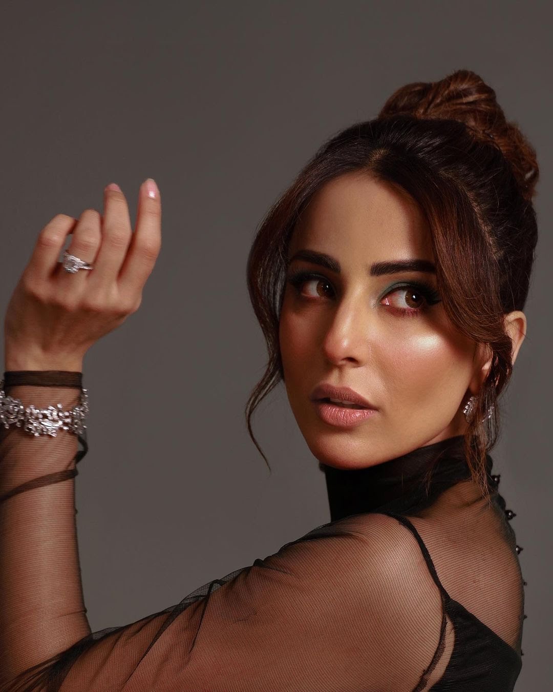 Ushna Shah's Response To Criticism Gets Public Backlash | Reviewit.pk