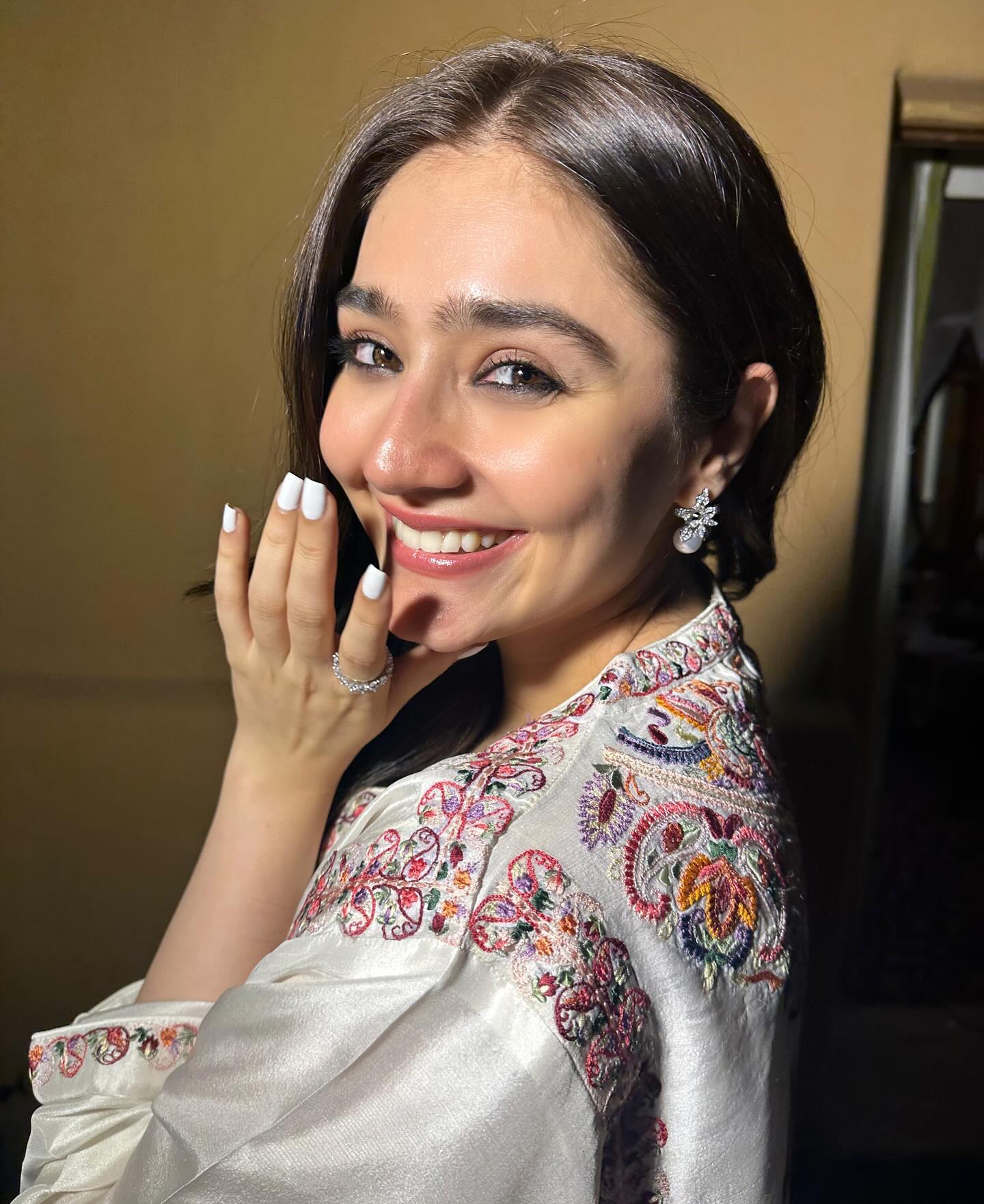 Durefishan Saleem's Gorgeous Clicks From London | Reviewit.pk