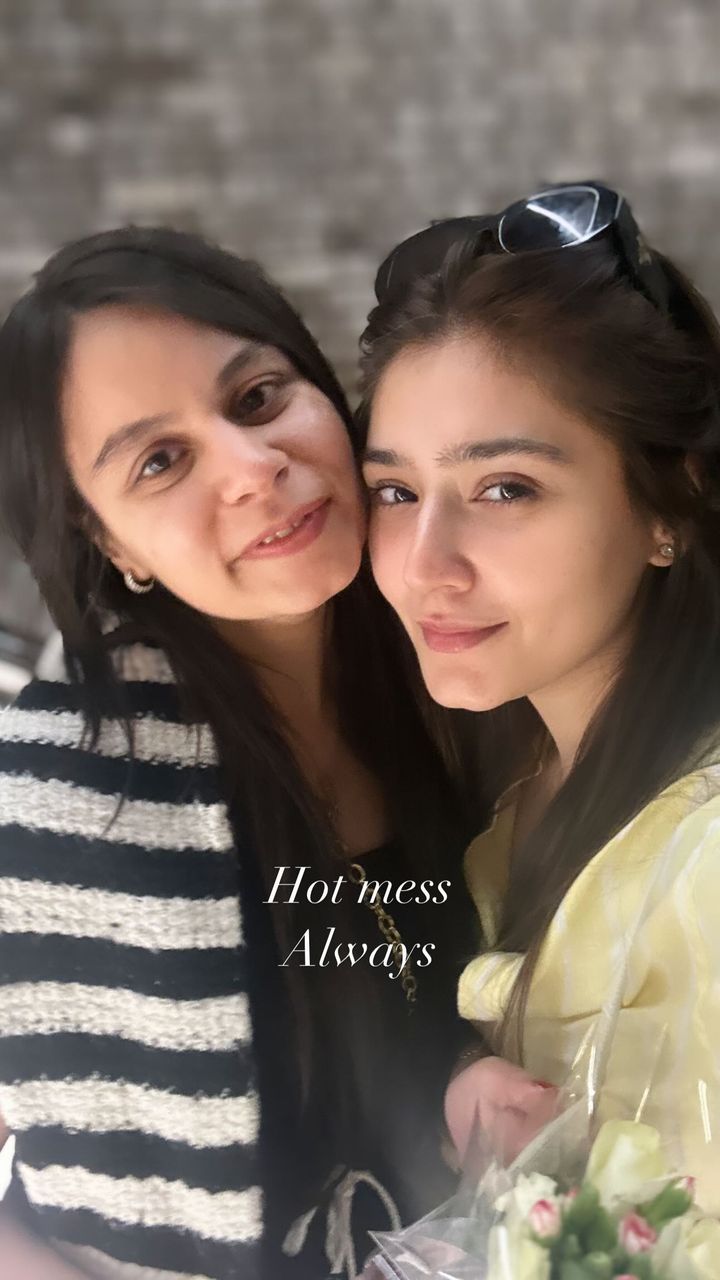 Durefishan Saleem Looks Chic In Latest Clicks From London | Reviewit.pk