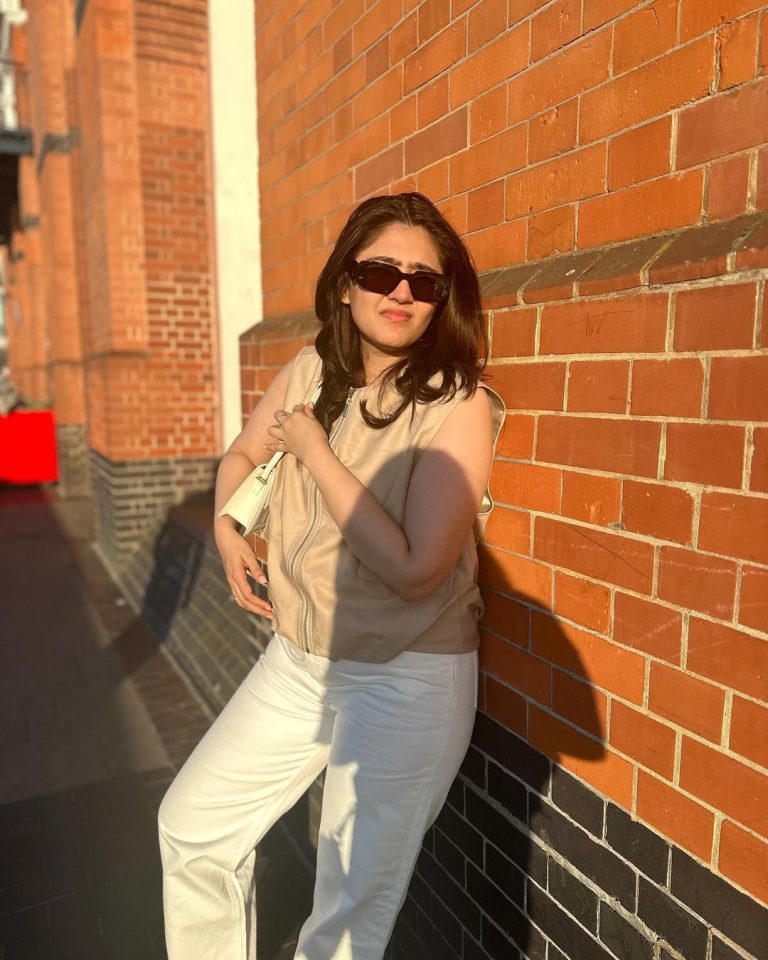 Durefishan Saleem's Gorgeous New Pictures From London | Reviewit.pk