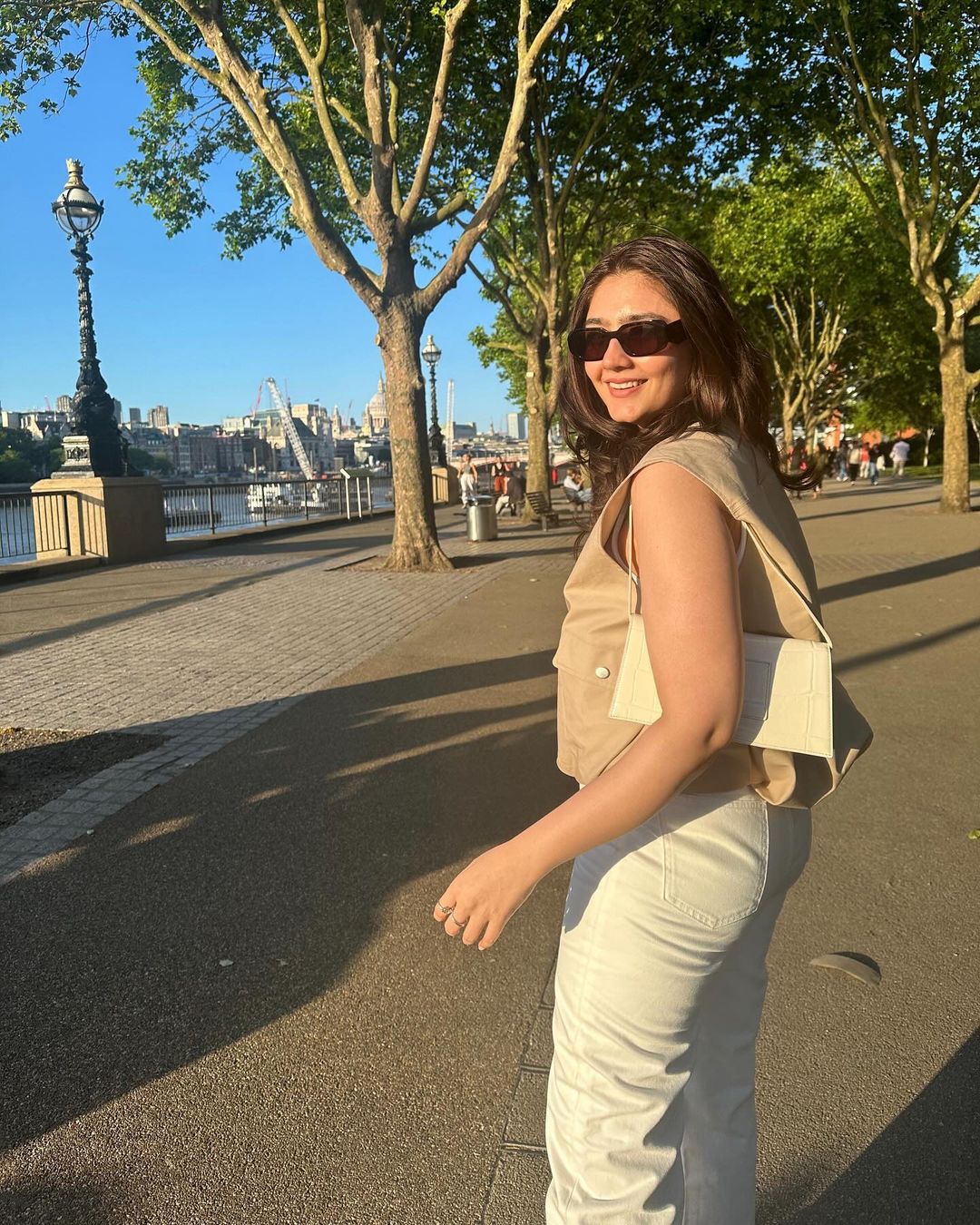 Durefishan Saleem's Gorgeous New Pictures From London | Reviewit.pk