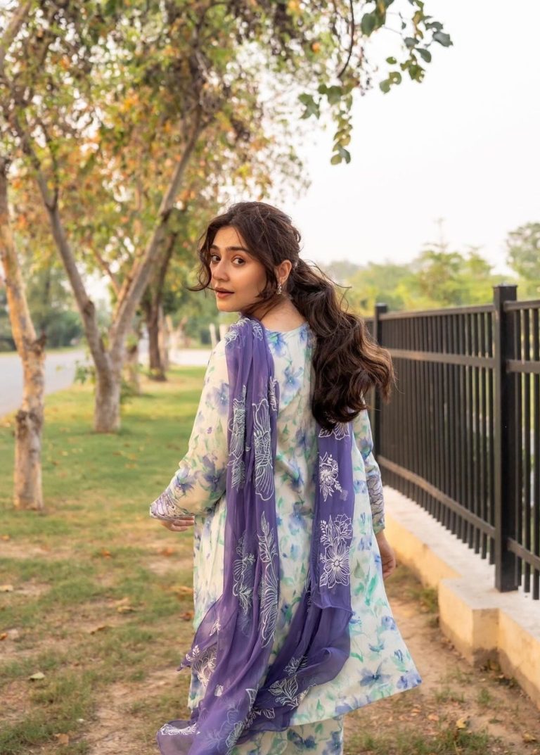 Durefishan Saleem's Gorgeous New Pictures From London | Reviewit.pk