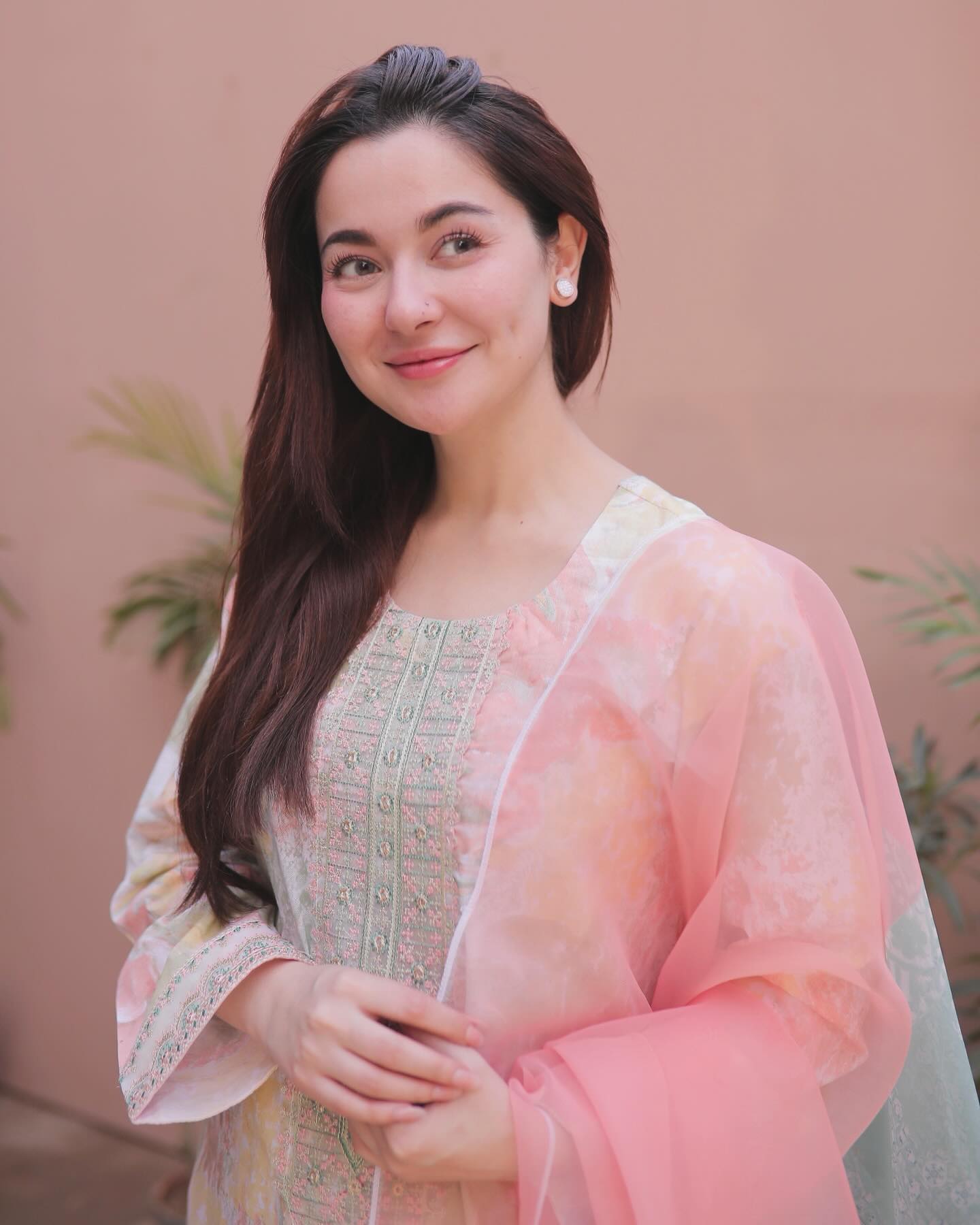 Hania Aamir - Controversy Magnet Or Creator | Reviewit.pk