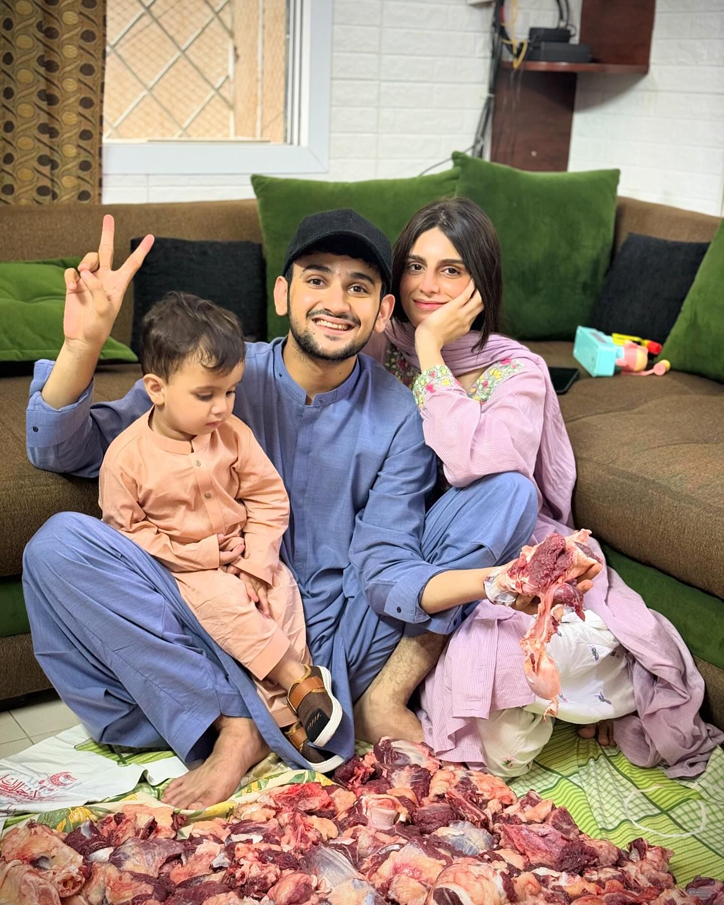 Maaz Safder Umrah Videos and Pictures with Family | Reviewit.pk