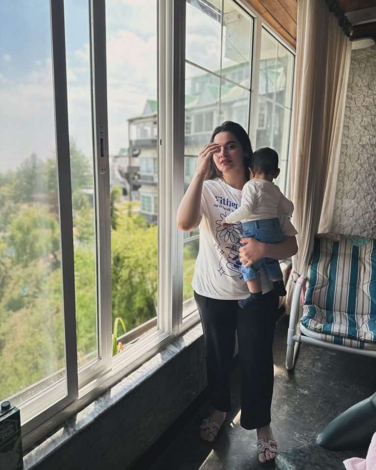 Minal Khan Shares Struggles With Maternity Weight | Reviewit.pk