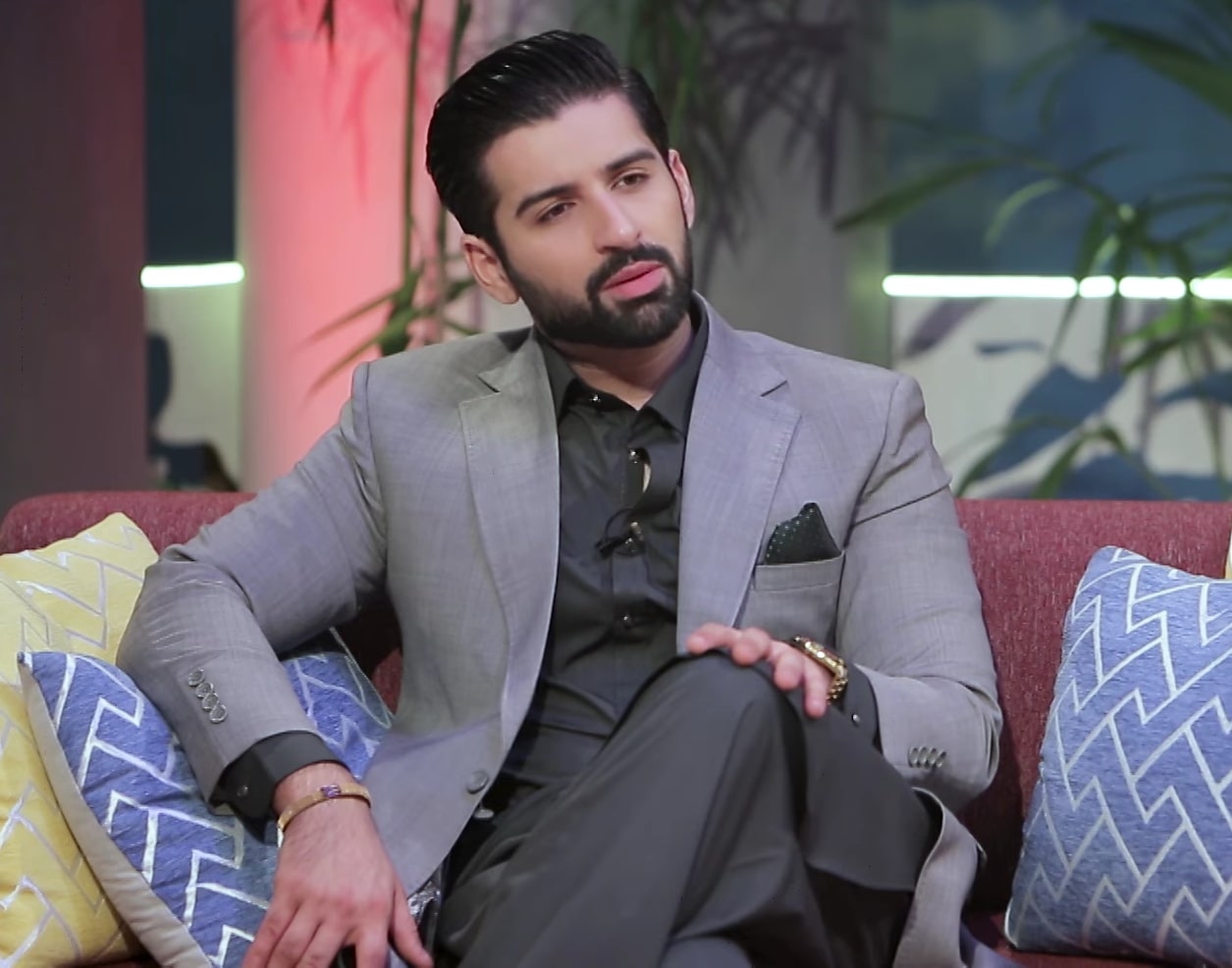 Why Muneeb Butt Does Not Hide In Public | Reviewit.pk