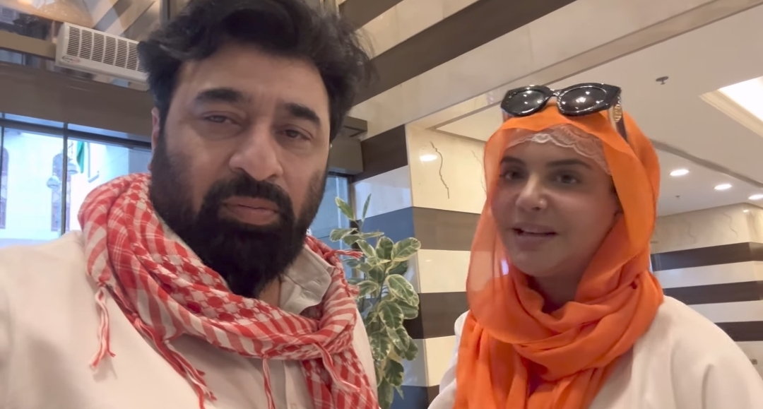 Nida Yasir & Yasir Nawaz Pictures From Khana Kaaba Before Hajj ...