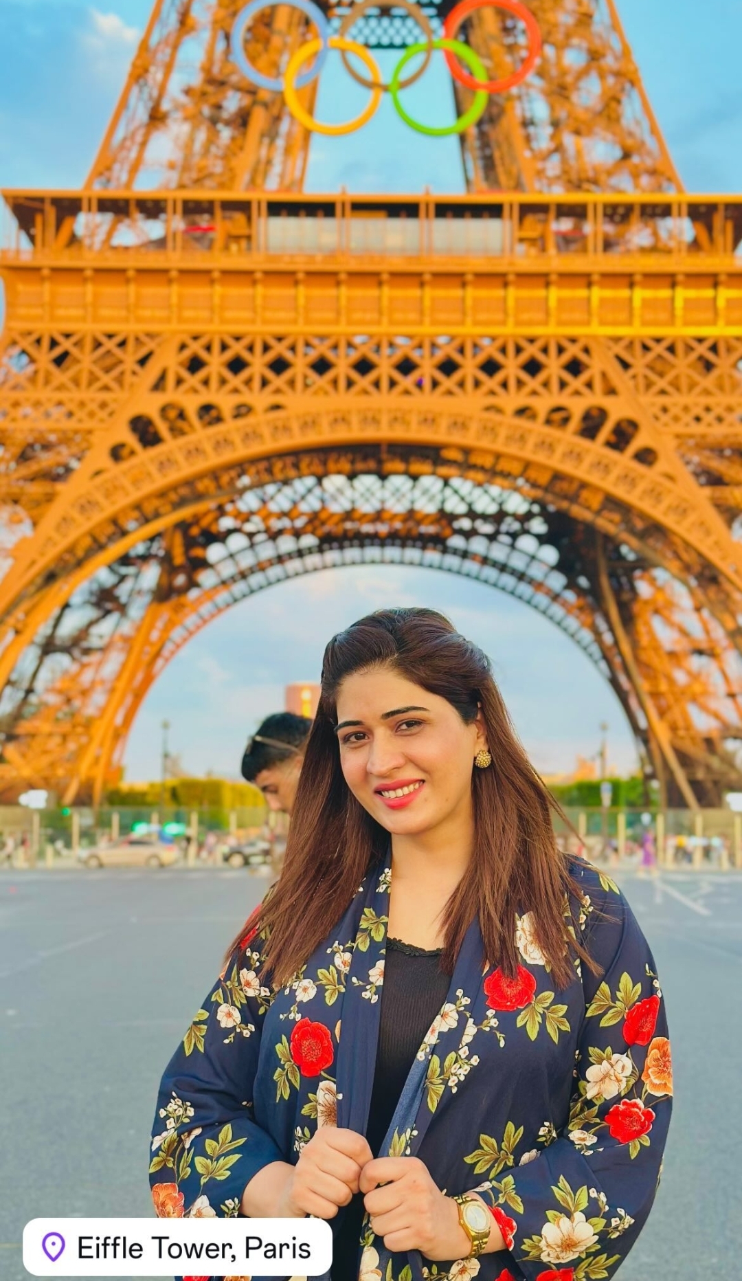 Aroosa Khan Shares Pictures From Eiffel Tower, Paris | Reviewit.pk