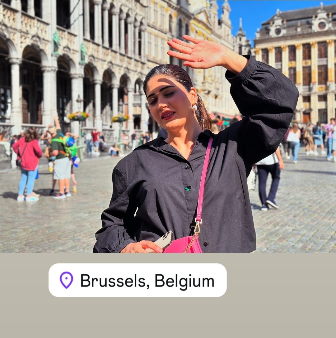 Aroosa Khan Shares Pictures From Eiffel Tower, Paris | Reviewit.pk