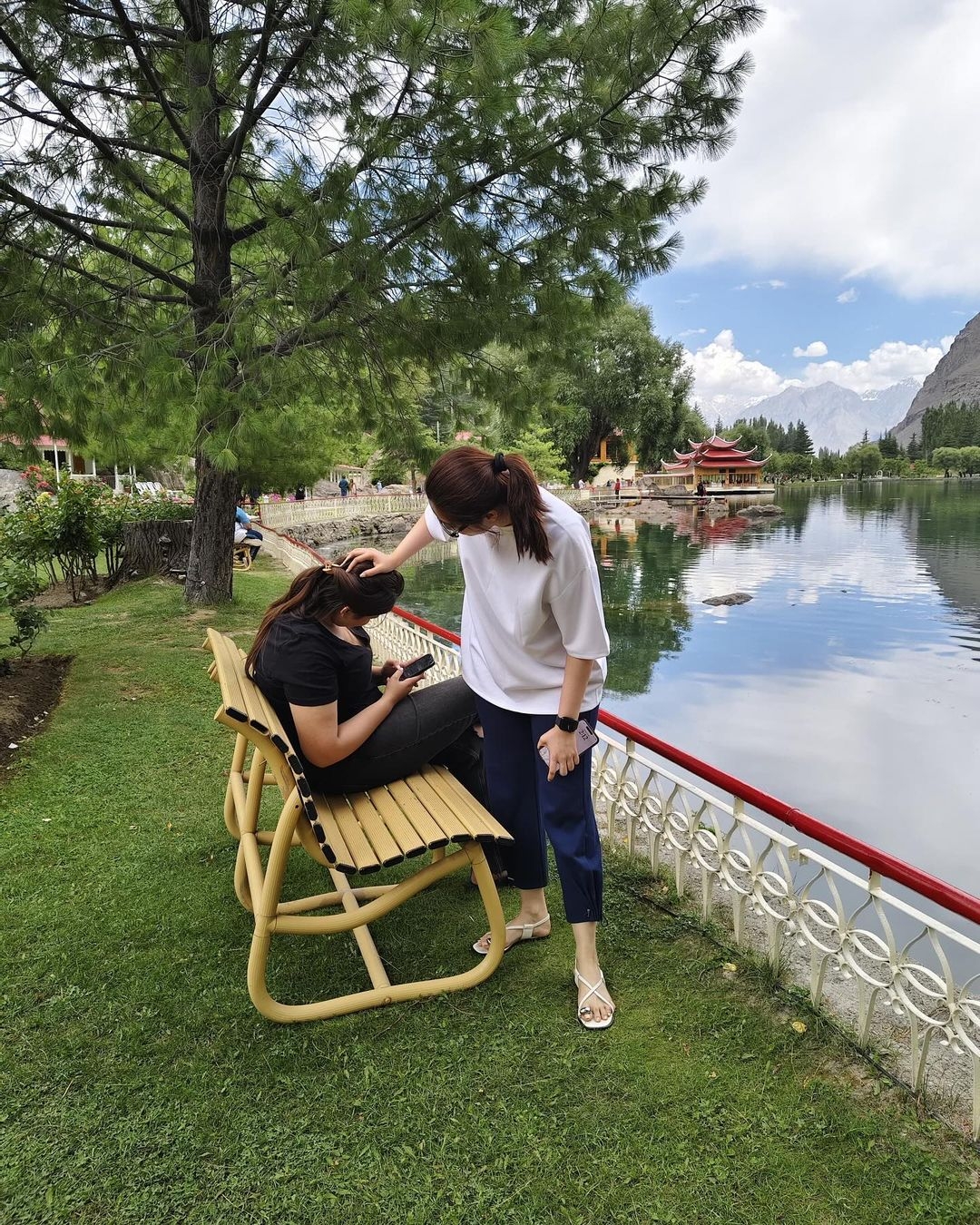 Durefishan Saleem in Skardu with Her Parents | Reviewit.pk
