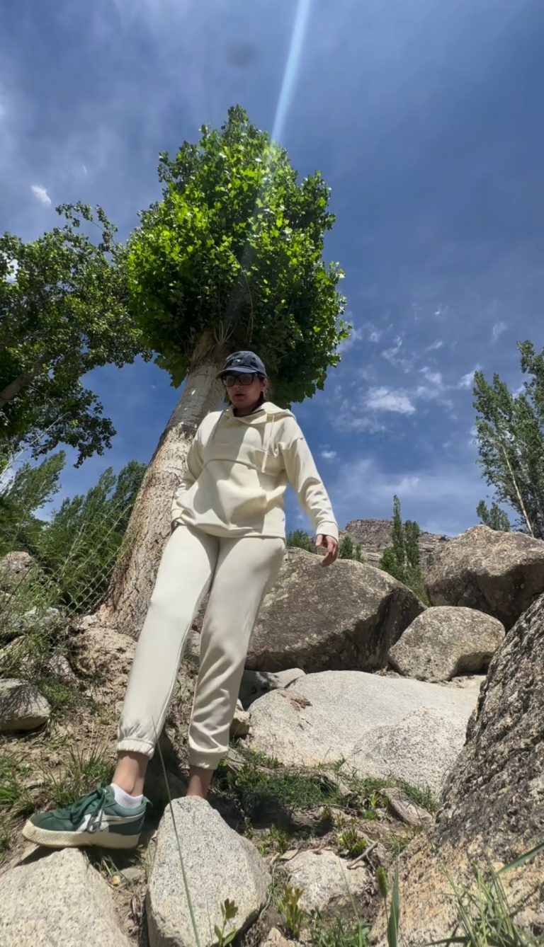 Durefishan Saleem in Skardu with Her Parents | Reviewit.pk