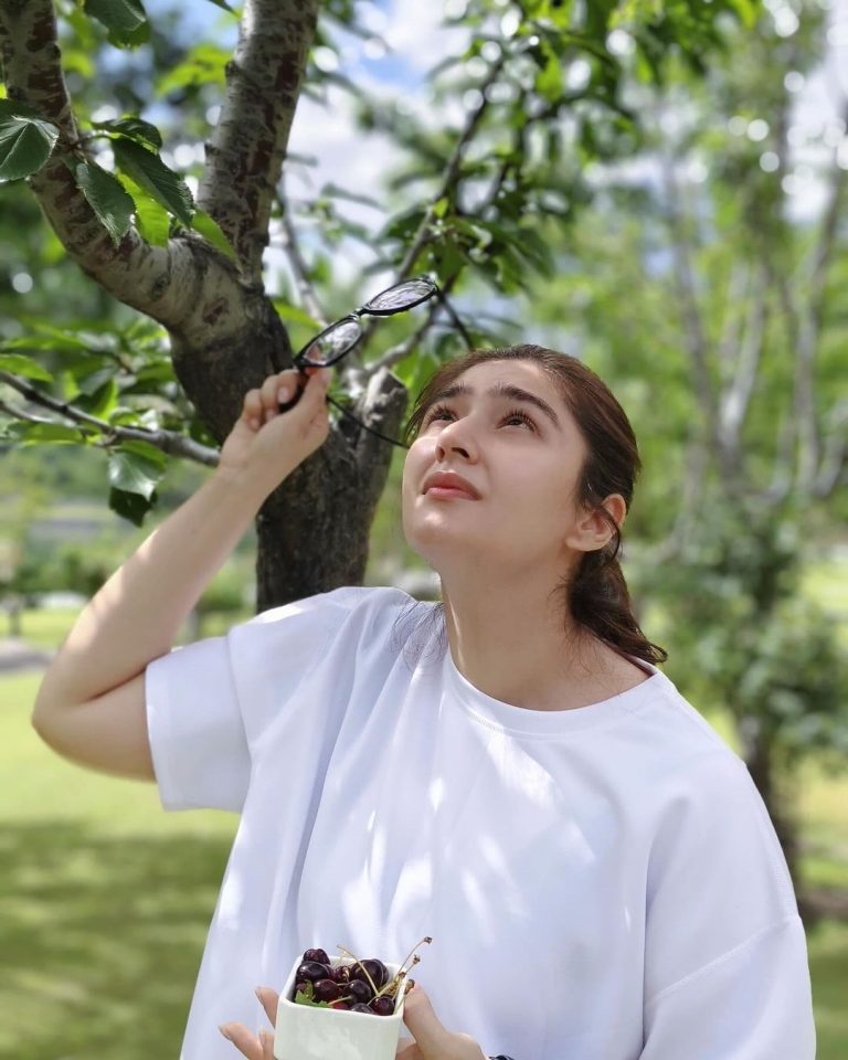 Durefishan Saleem in Skardu with Her Parents | Reviewit.pk