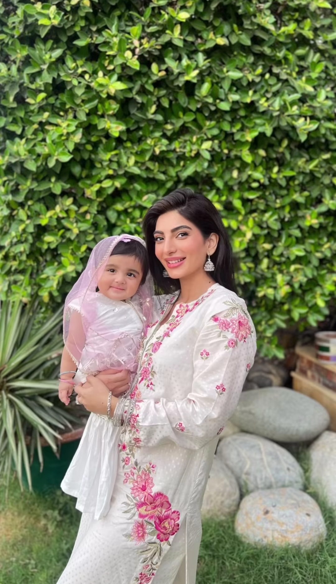 Mariam Ansari Adorable New Pictures With Daughter from USA | Reviewit.pk