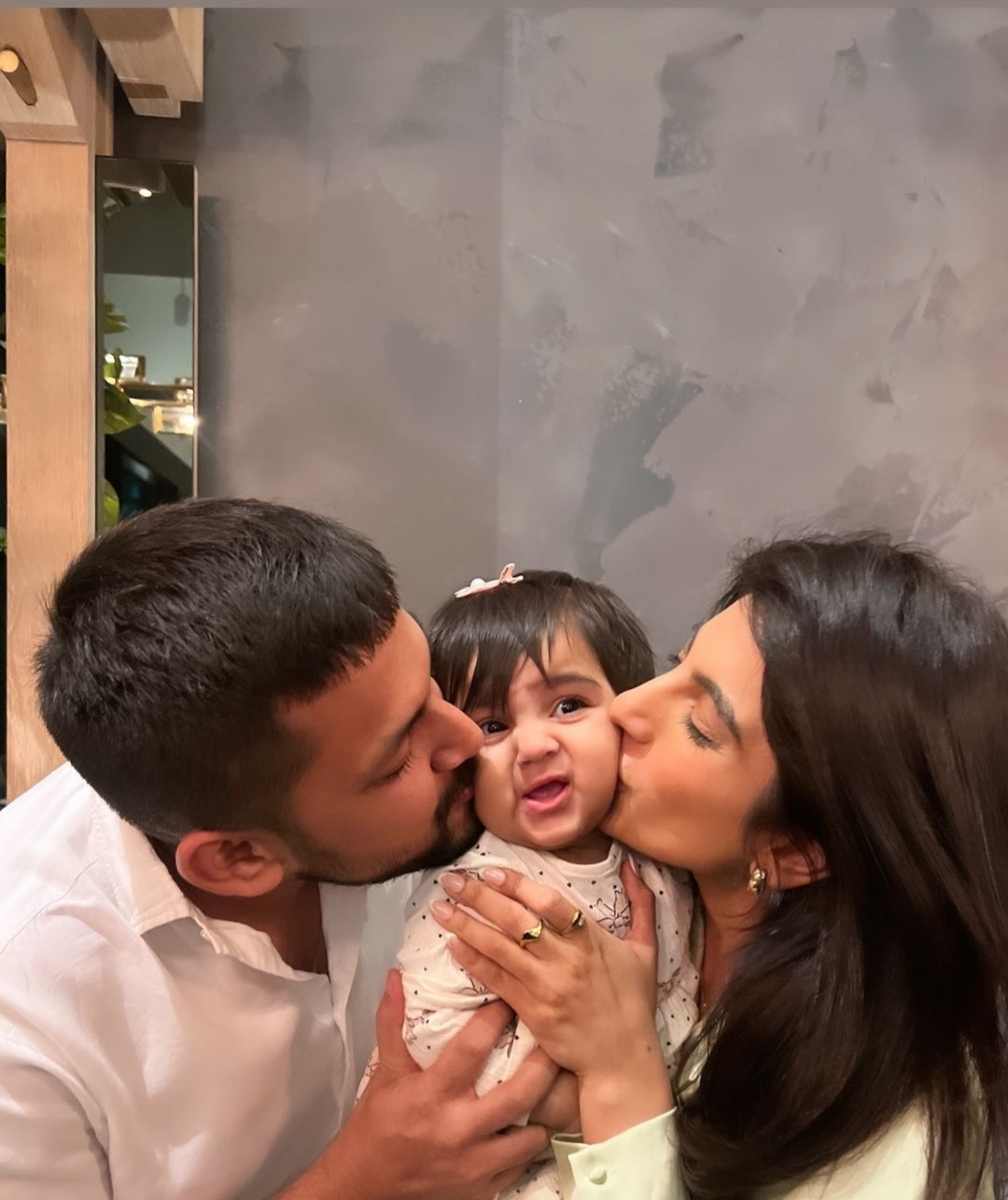 Mariam Ansari Adorable New Pictures With Daughter from USA | Reviewit.pk