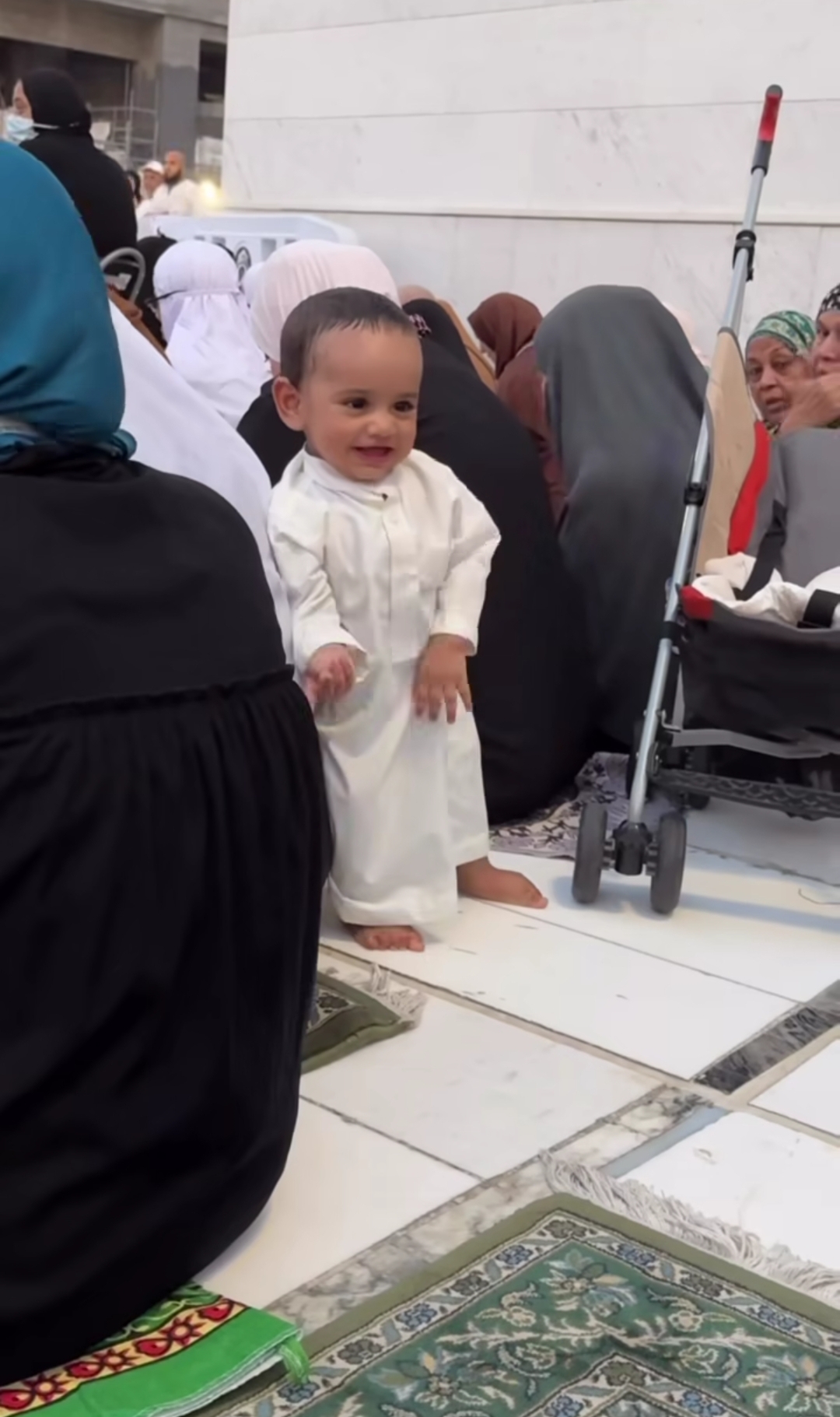 Cutest Video of Sana Khan's Son Tariq Jamil From Hajj Journey | Reviewit.pk