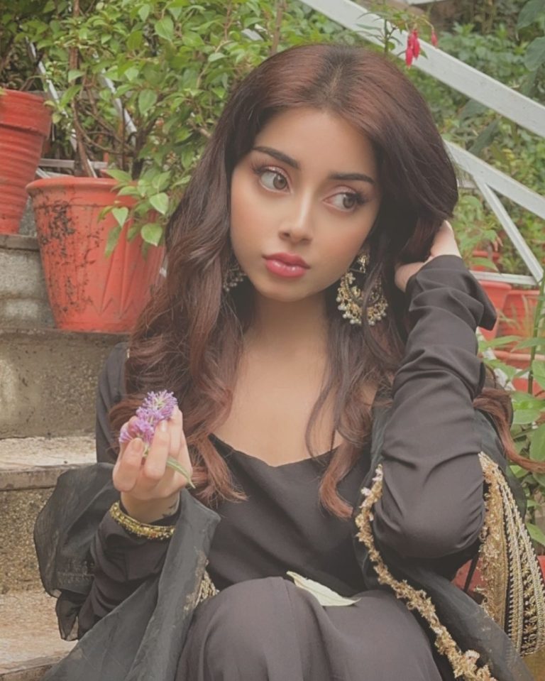 Alizeh Shah's Highly Filtered Photos Get Public Attention | Reviewit.pk