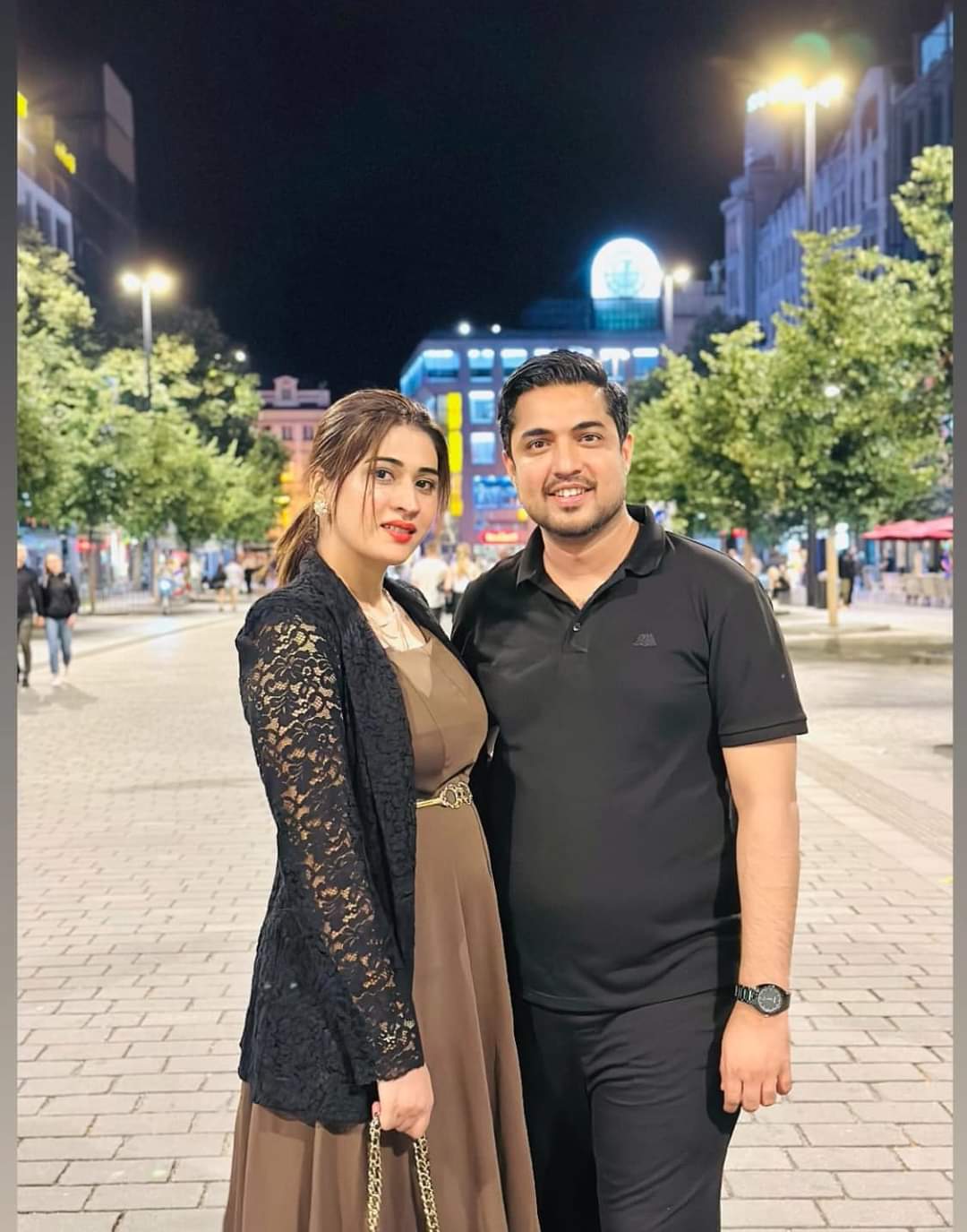 Aroosa Khan Shares Pictures From Eiffel Tower, Paris | Reviewit.pk