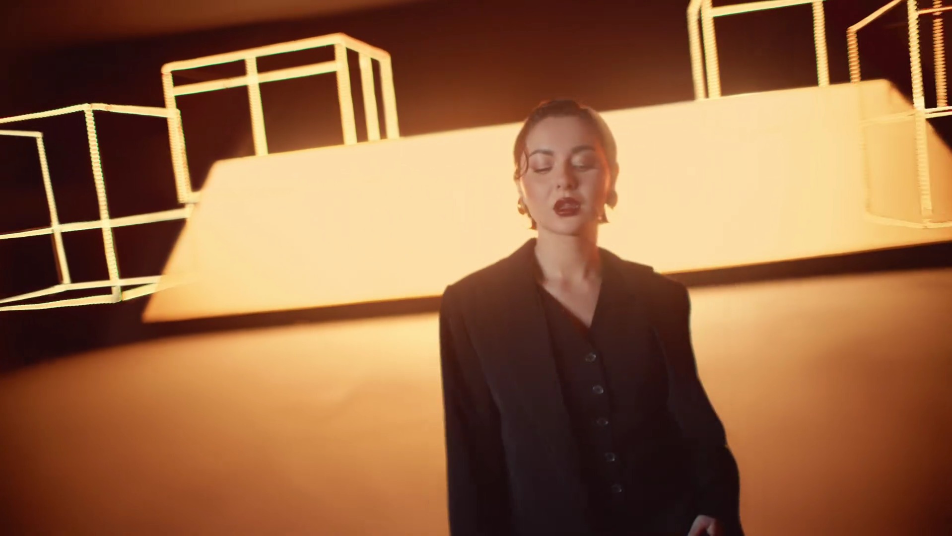 Hania Aamir's Bold New Style Sparks Public Debate | Reviewit.pk