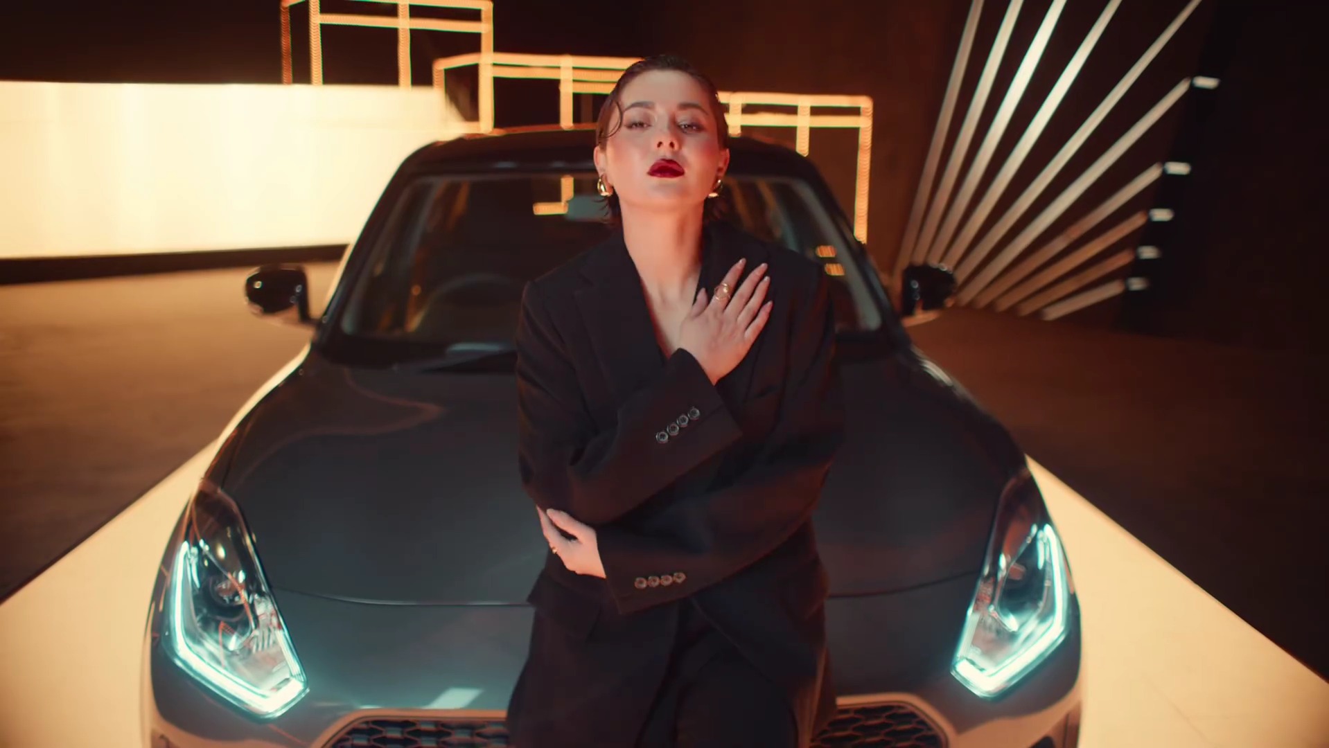Hania Aamir's Bold New Style Sparks Public Debate | Reviewit.pk