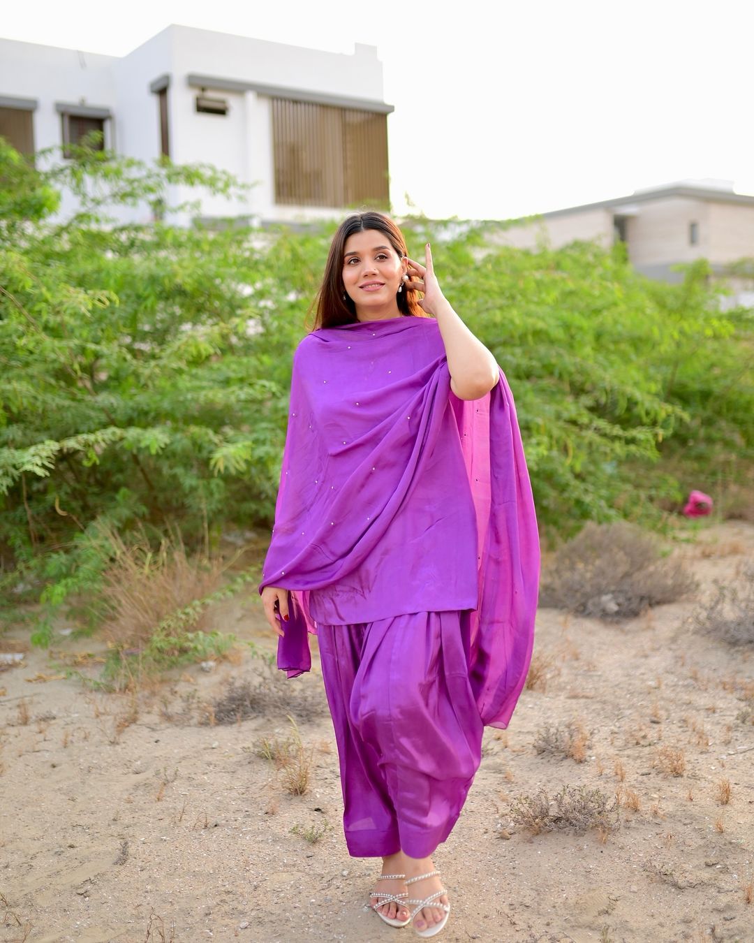 Kiran Ashfaque Shares Beautiful Pictures With Her Husband | Reviewit.pk