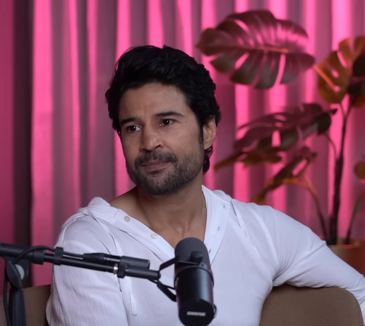 Indian Star Rajeev Khandelwal Shares Love For Pakistan | Reviewit.pk
