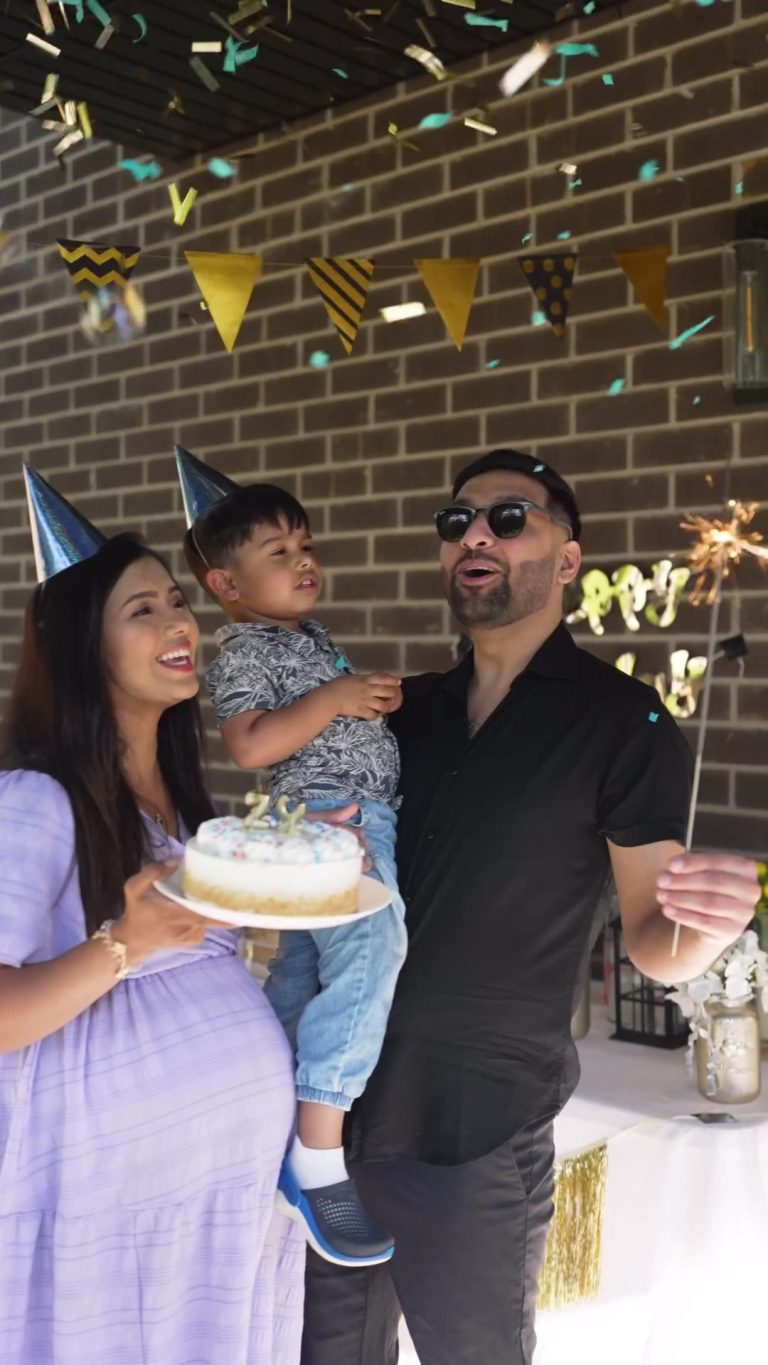 Zaid Ali T Celebrates 29th Birthday With Family | Reviewit.pk