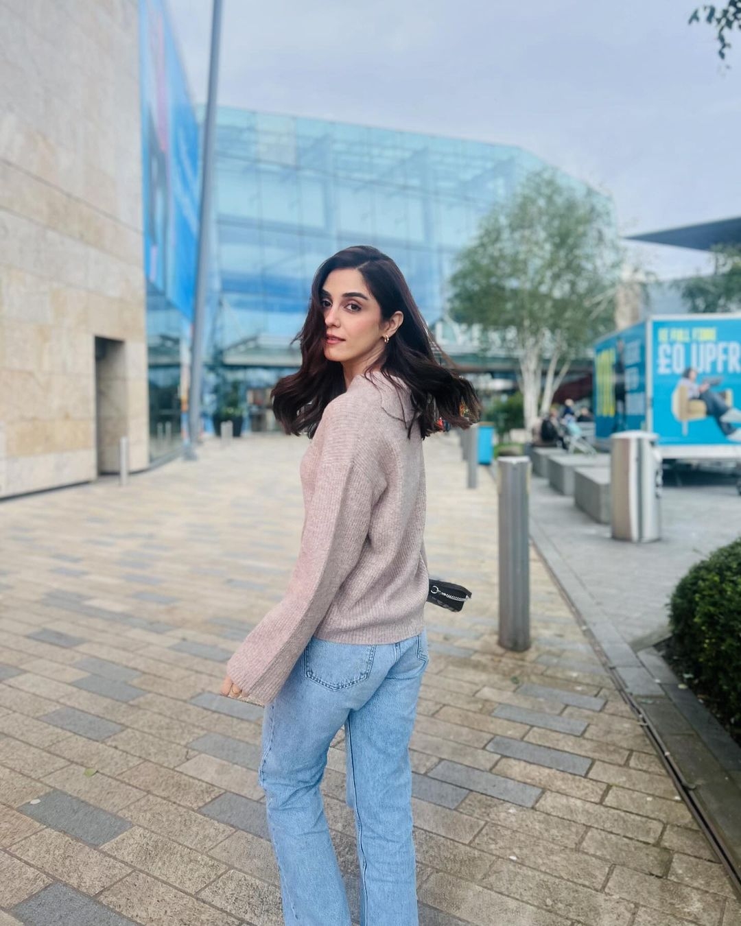 Maya Ali's Stunning Clicks With Her Family from UK | Reviewit.pk