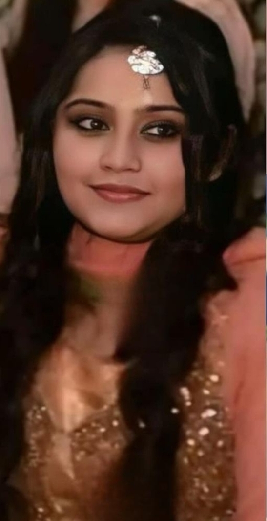 Durefishan's Teenage Look Starts a Debate on Social Media | Reviewit.pk