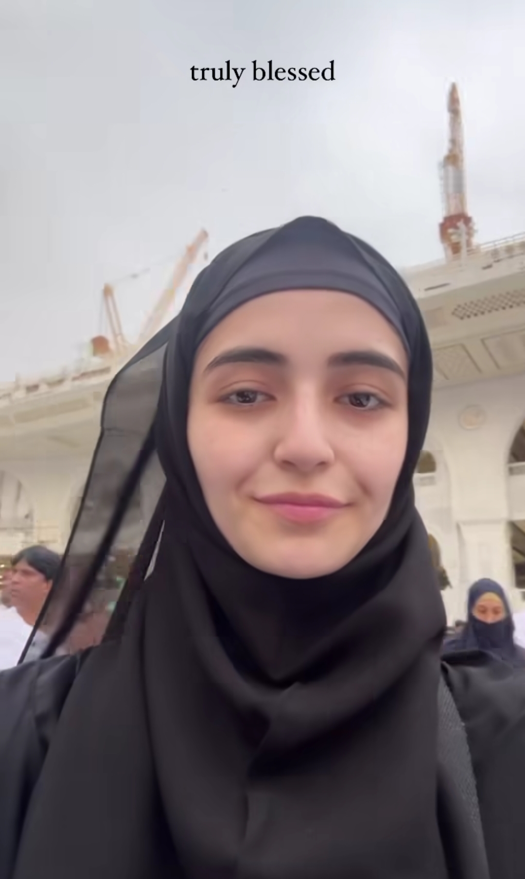 Merub Ali & Family Pictures from Their Umrah Journey | Reviewit.pk