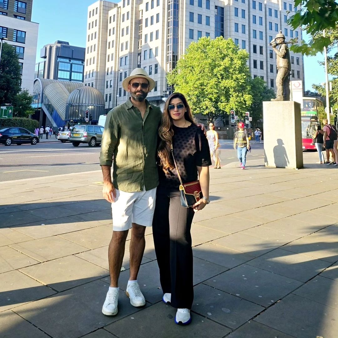 Muhammad Hafeez's New Adorable Family Pictures from UK | Reviewit.pk