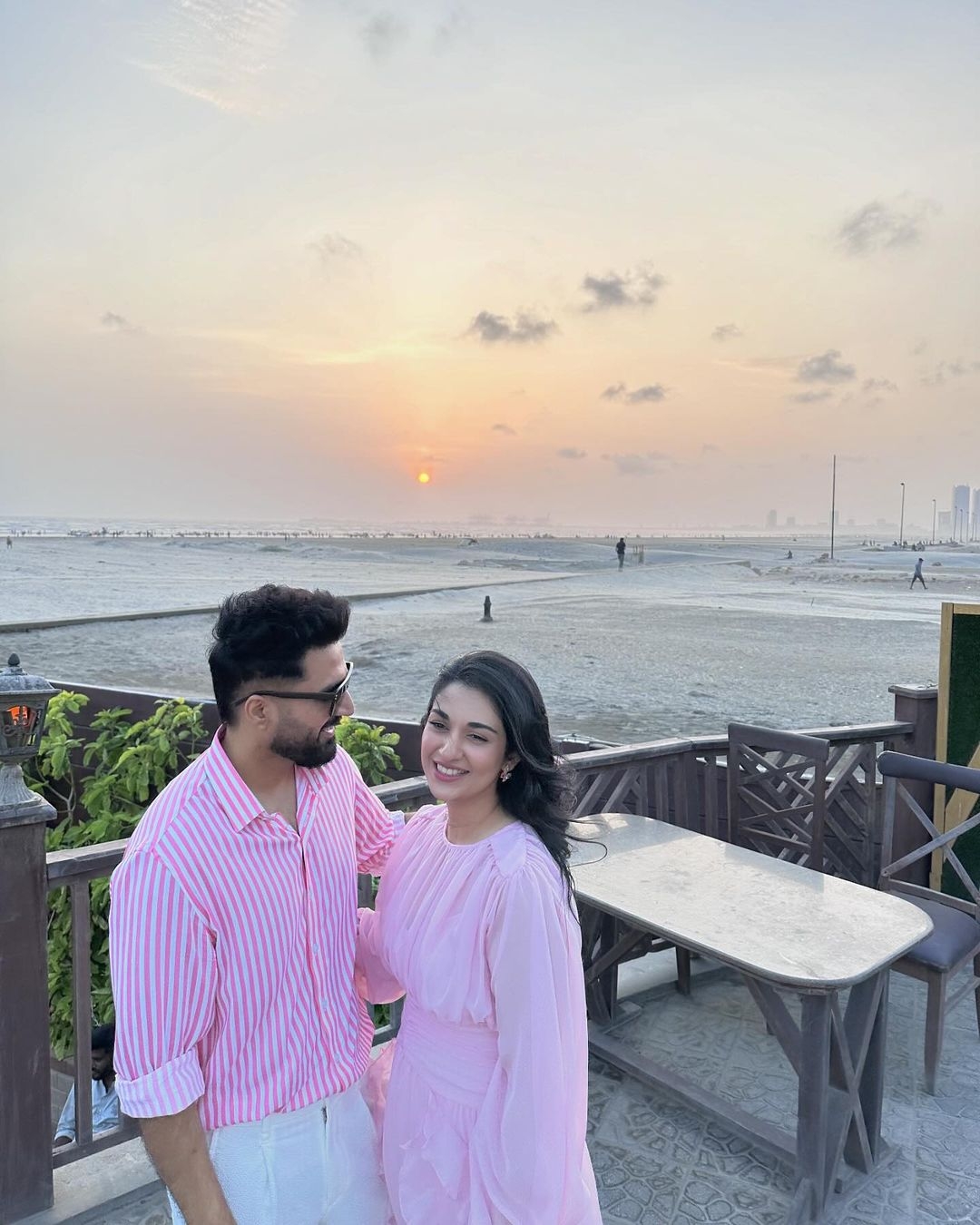 Sarah Khan & Falak Shabir's Cute Family Pictures & Instagram Reel | Reviewit.pk