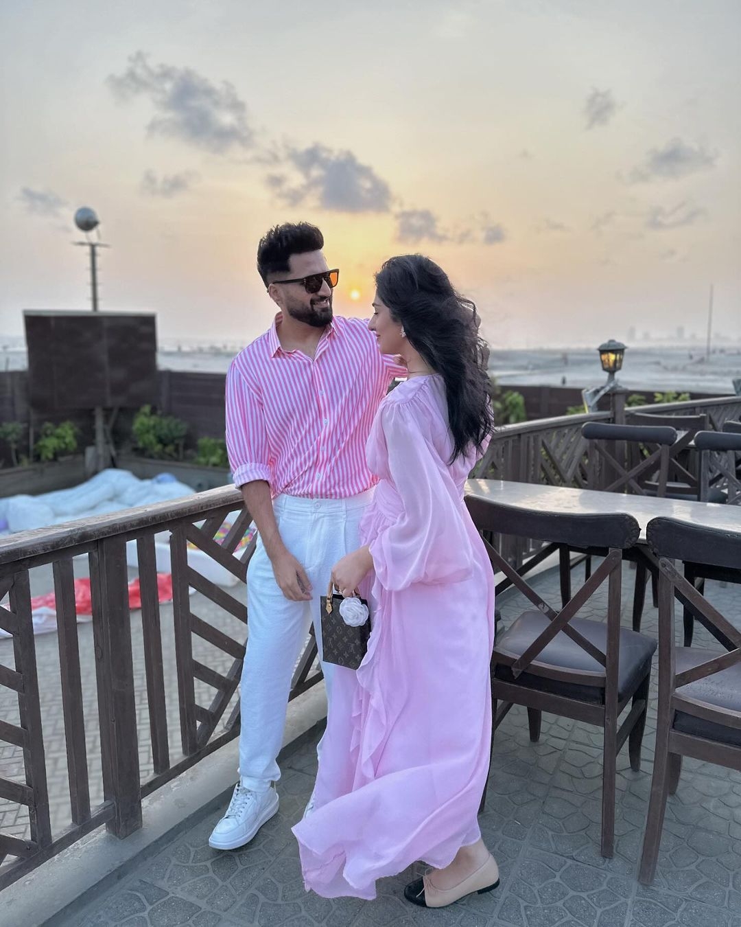 Sarah Khan & Falak Shabir's Cute Family Pictures & Instagram Reel | Reviewit.pk