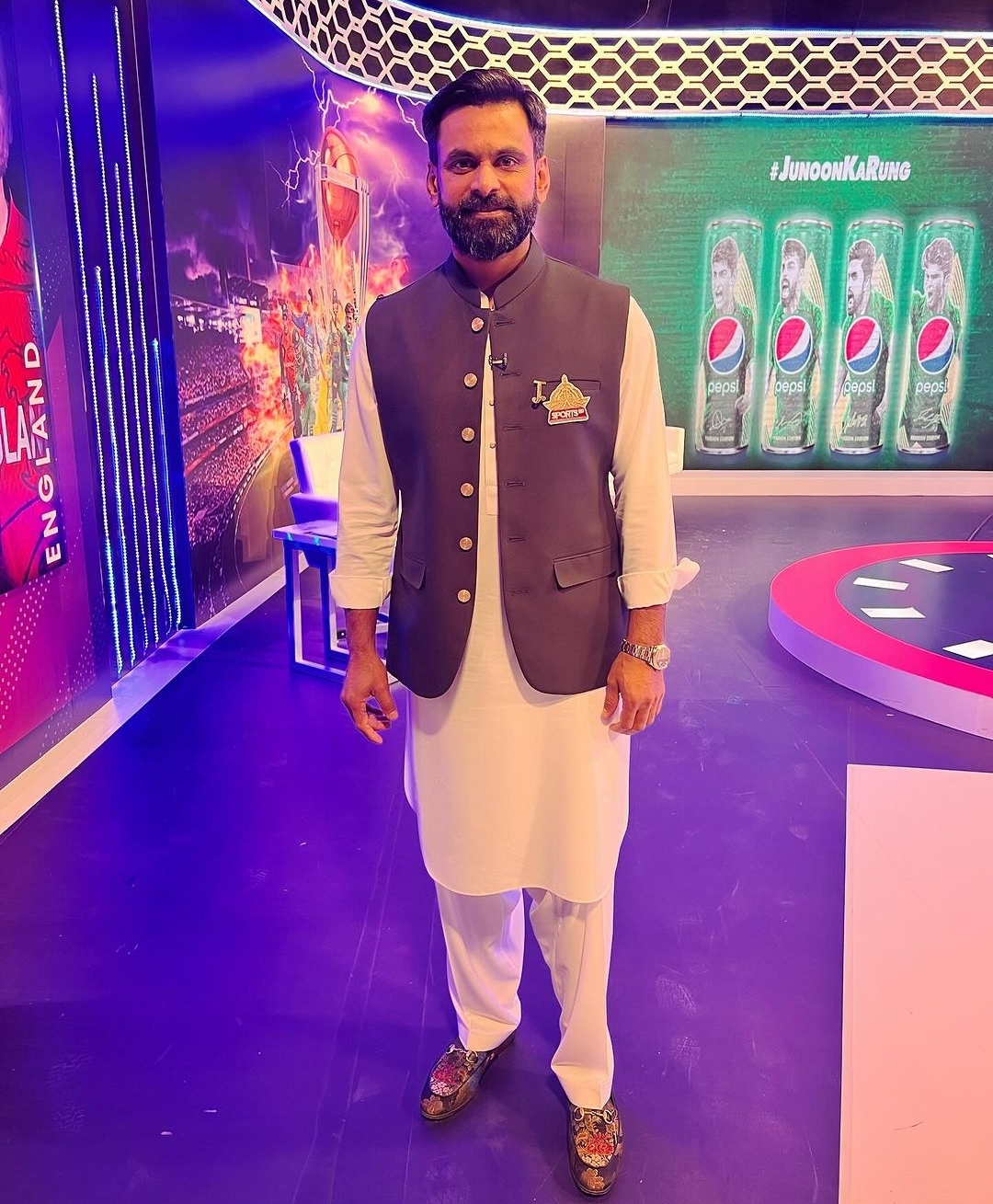 Muhammad Hafeez's New Adorable Family Pictures from UK | Reviewit.pk