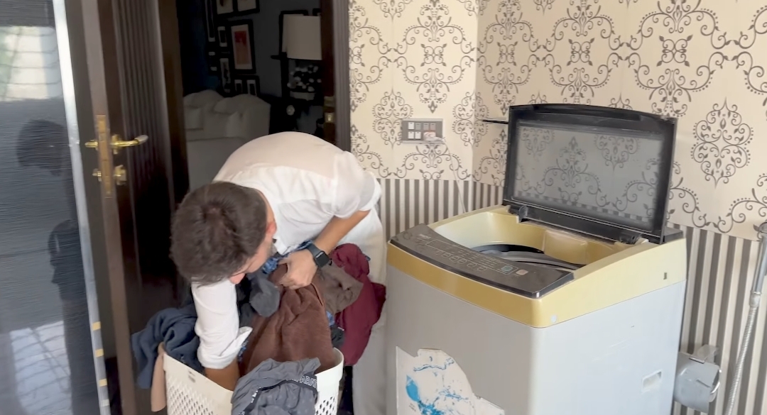 Shahveer Jafry Switches A Day With His House Help | Reviewit.pk