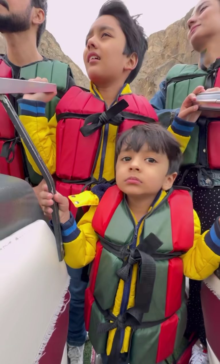 Bilal Qureshi & Uroosa Qureshi's Adorable Romantic Pictures from Attabad Lake | Reviewit.pk