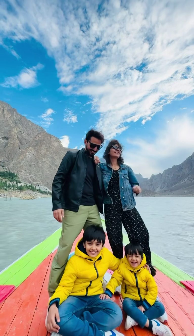 Bilal Qureshi & Uroosa Qureshi's Adorable Romantic Pictures from Attabad Lake | Reviewit.pk